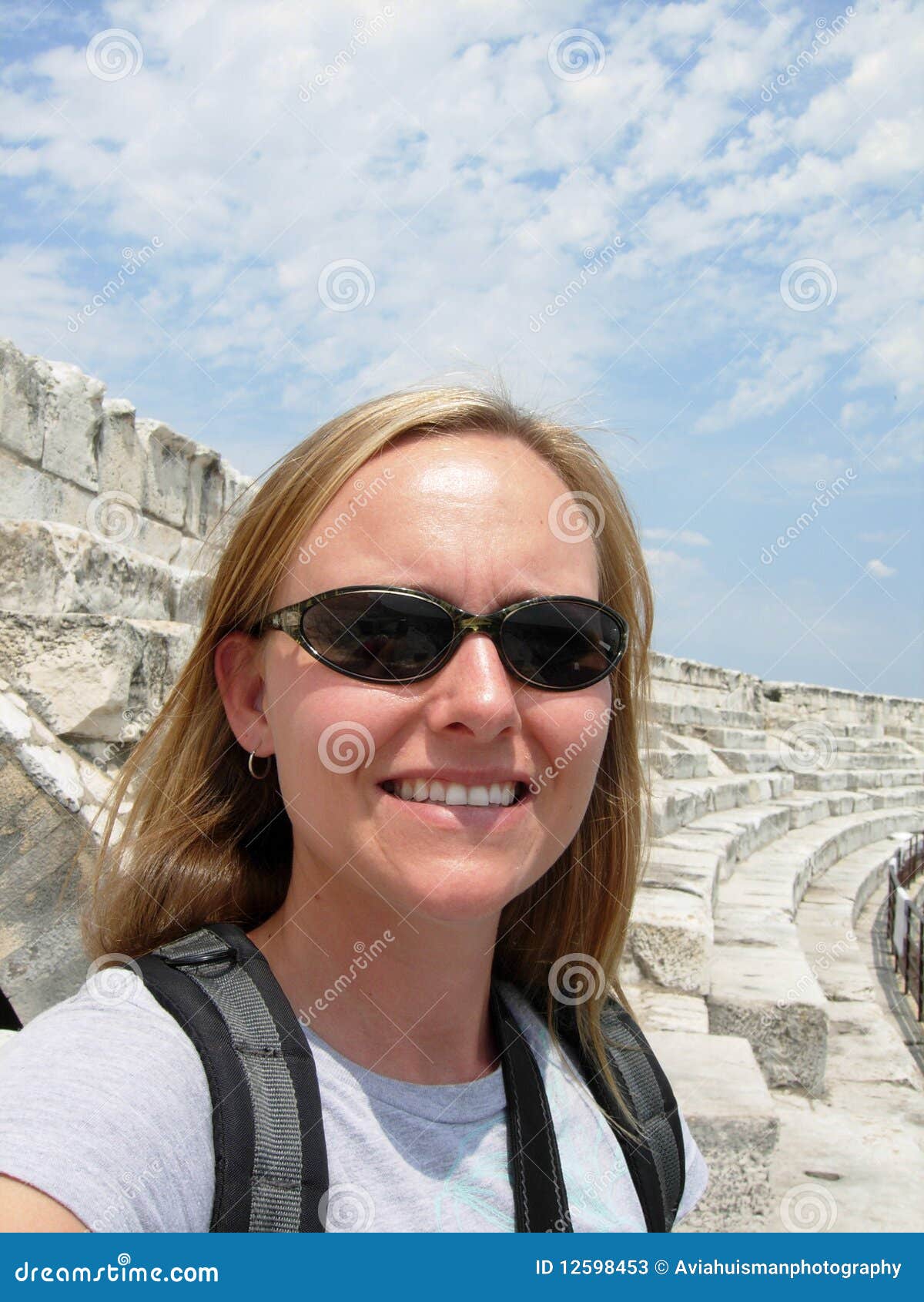 Femme explorant une ruine image stock. Image du architecture - 12598453