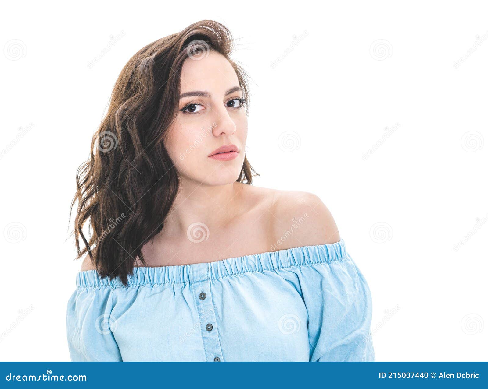 Femme Expressive Regarde Caméra Isolée Sur Fond Blanc. Portrait De ... Femme Expressive Regarde Caméra Isolée Sur Fond Blanc. Portrait De ...