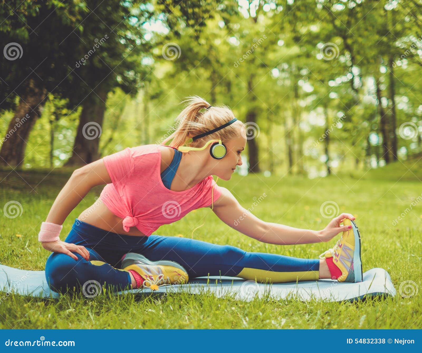 Femme Faisant Des Exercices De Forme Physique Photo stock - Image du ...
