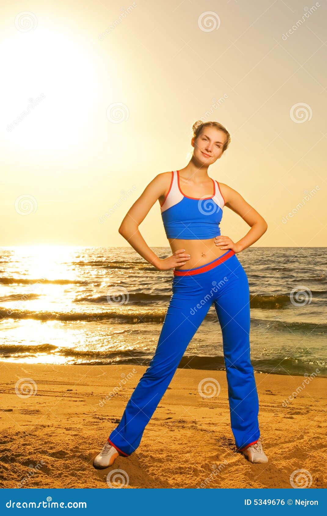 Femme Faisant L'exercice De Forme Physique Image. Image: 5349676