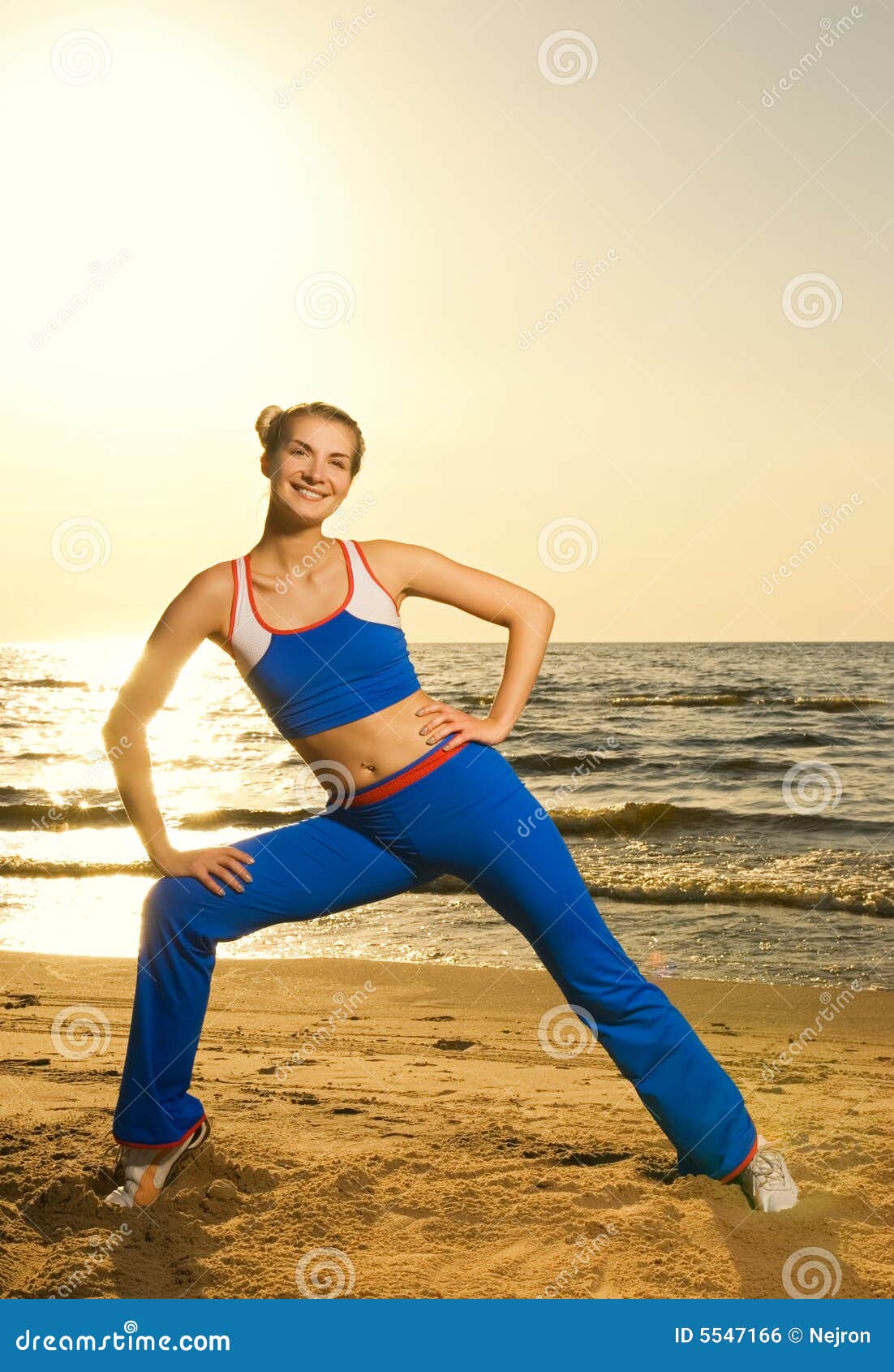 Femme Faisant L'exercice De Forme Physique Image. Image: 5547166