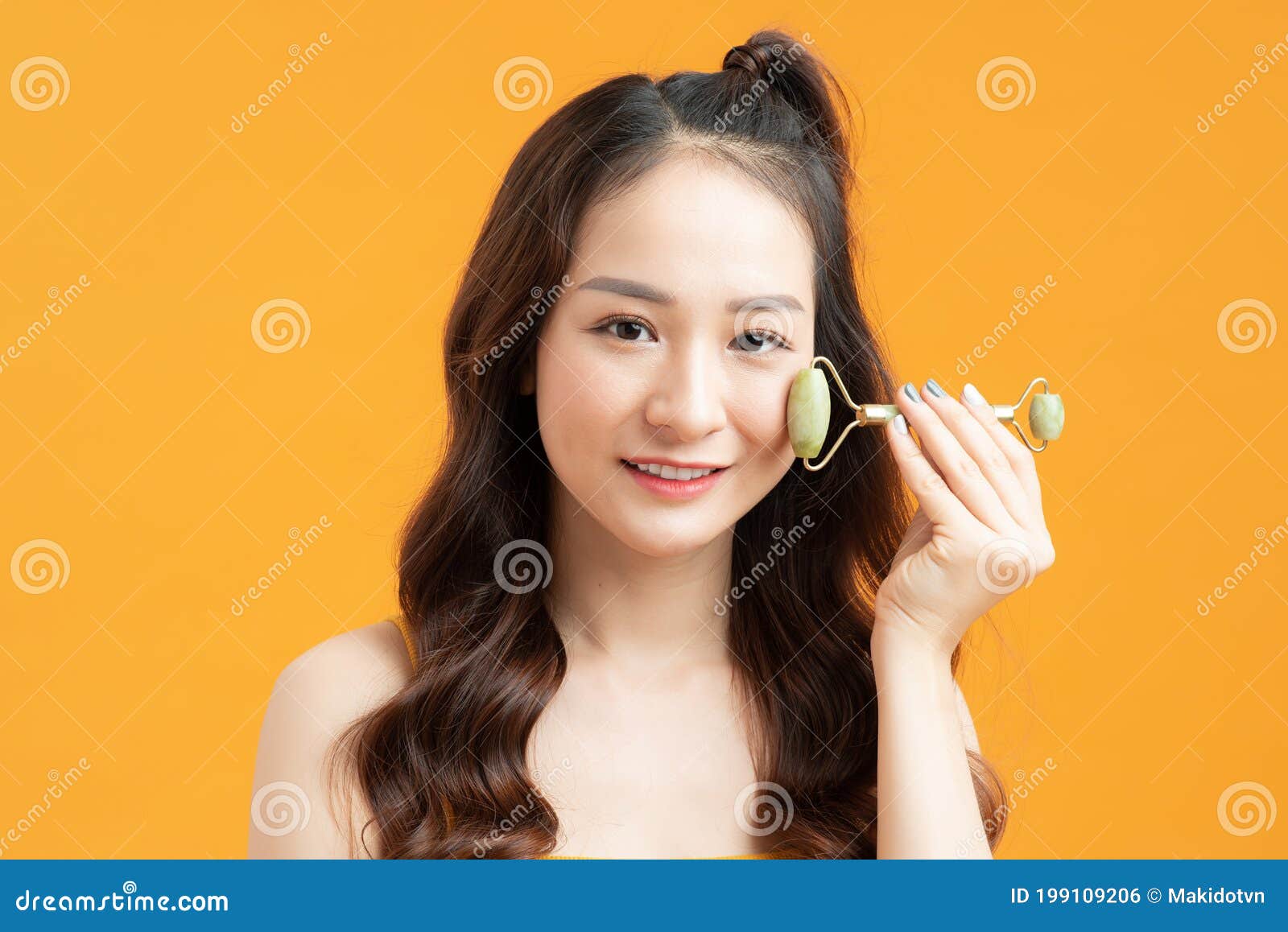 Femme Faisant Le Massage Du Visage Du Visage Avec Des Rouleaux De Jade