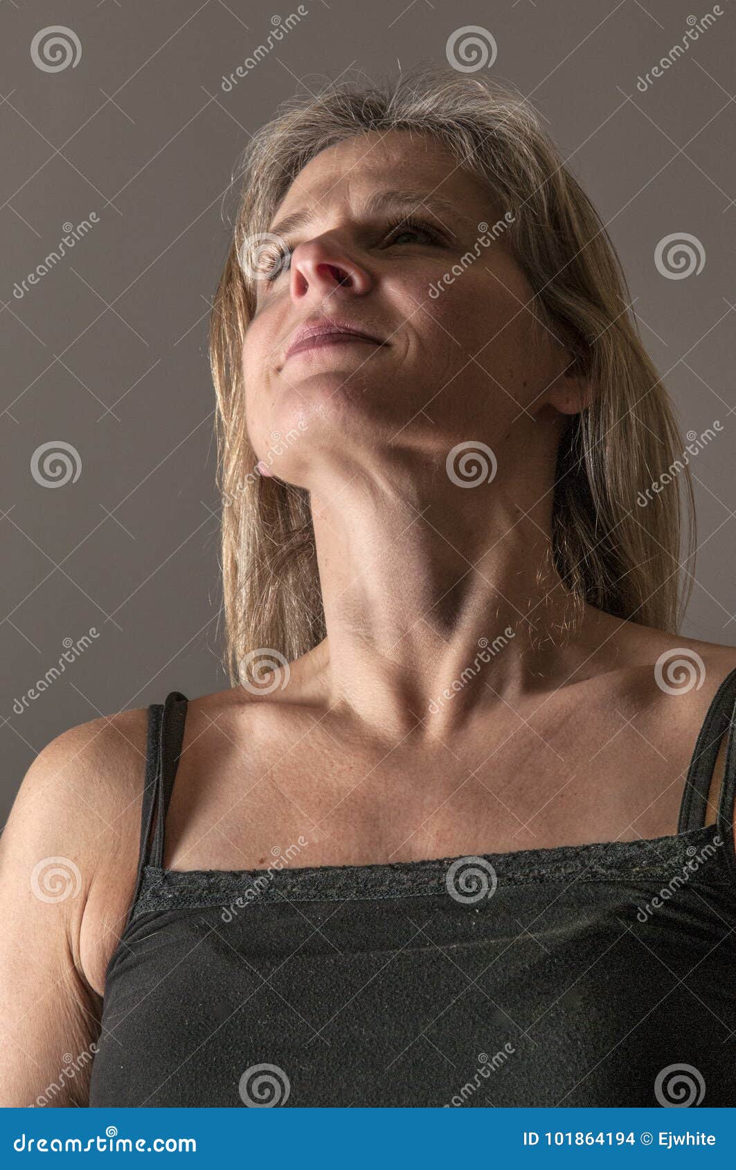 Femme fier photo stock. Image of inquiété, colère, provoquant - 101864194