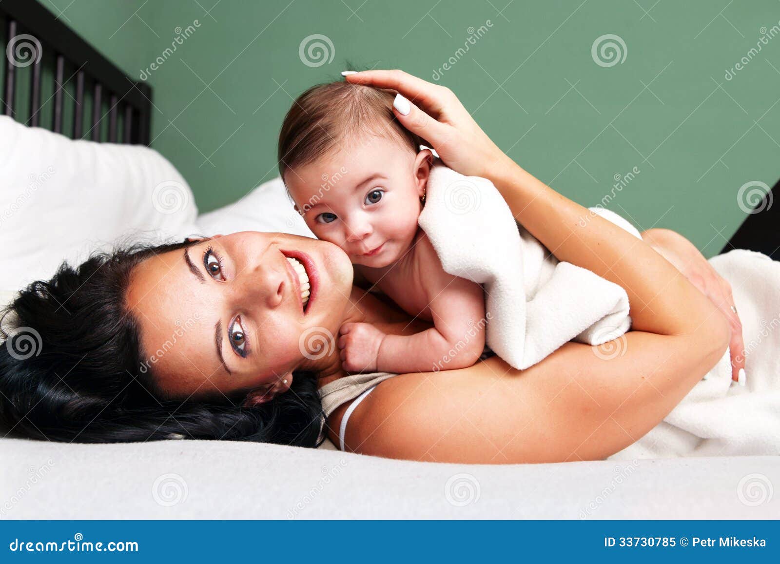 Femme Heureuse Avec Son Bébé Image stock - Image du bonheur, soin: 33730785