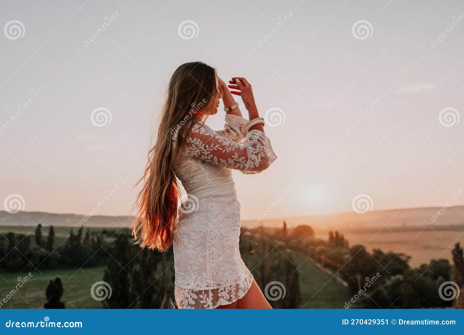 Femme Heureuse En Robe Blanche Boho Au Coucher Du Soleil En Montagne ... Femme Heureuse En Robe Blanche Boho Au Coucher Du Soleil En Montagne ...