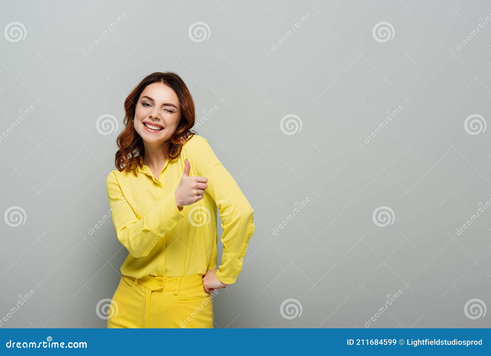 Femme Heureuse Faisant Un Clin D'oeil Et Montrant Le Pouce Image stock ... Femme Heureuse Faisant Un Clin D'oeil Et Montrant Le Pouce Image stock ...