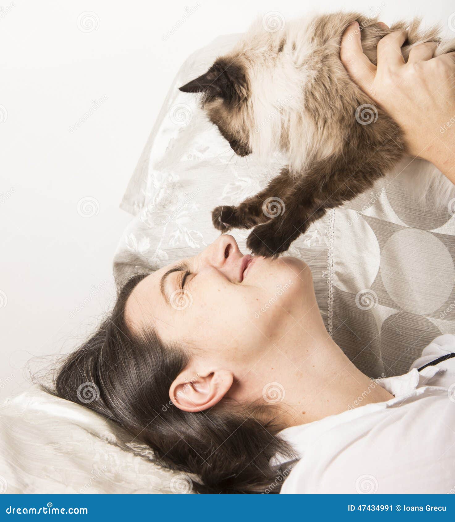 Femme Heureuse Jouant Avec Le Chat Image stock - Image of poilu ...