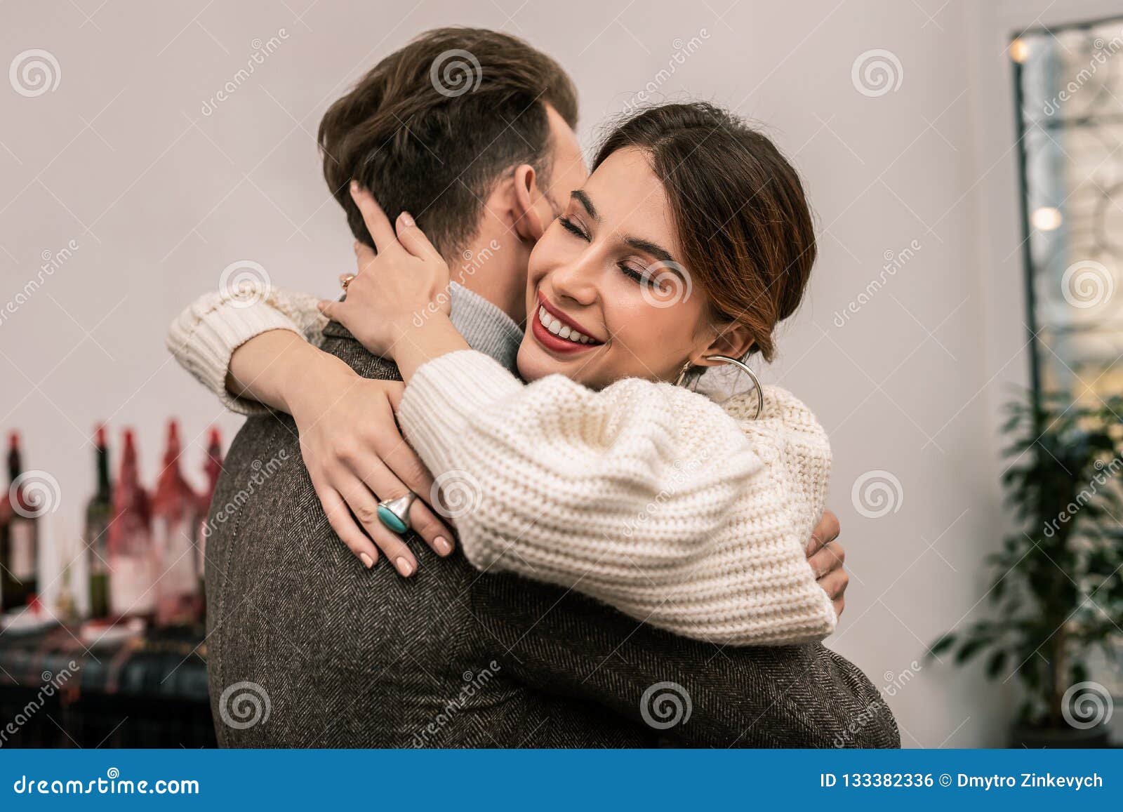 Femme Impressionnée Et Heureuse étreignant Son Mari Photo Stock Image