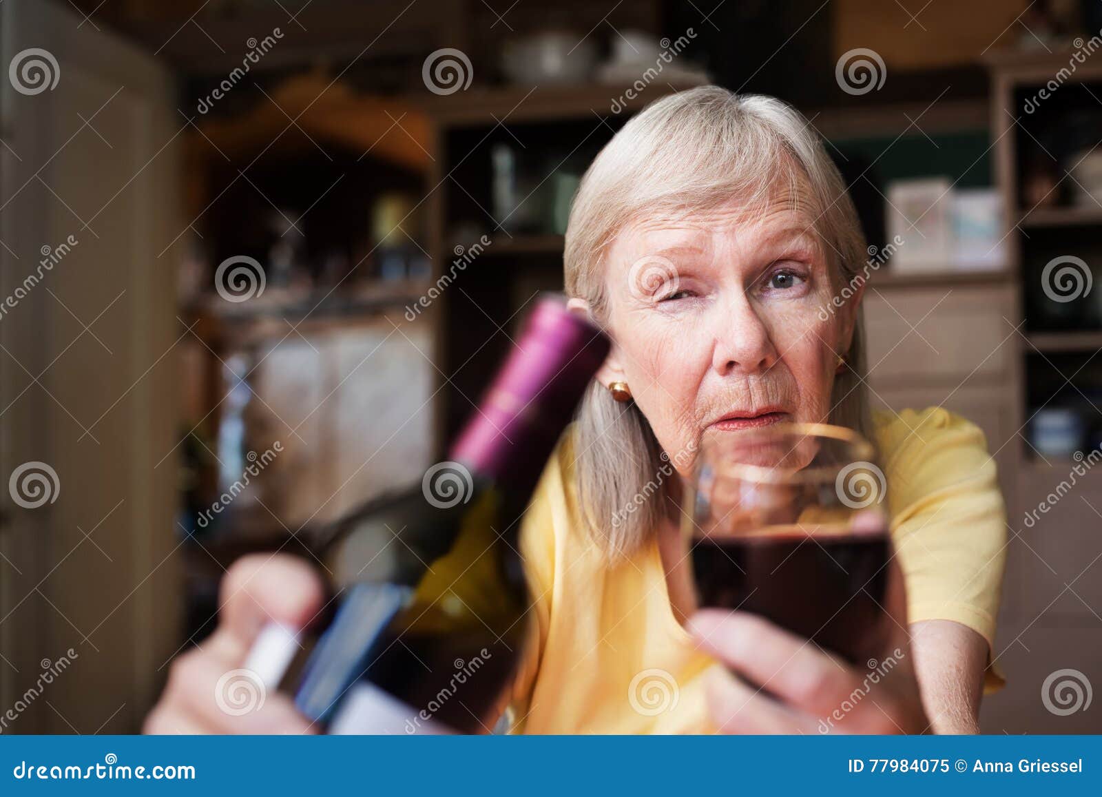 Femme Ivre Offrant Un Verre De Vin Image stock - Image du alcool, ivre ...