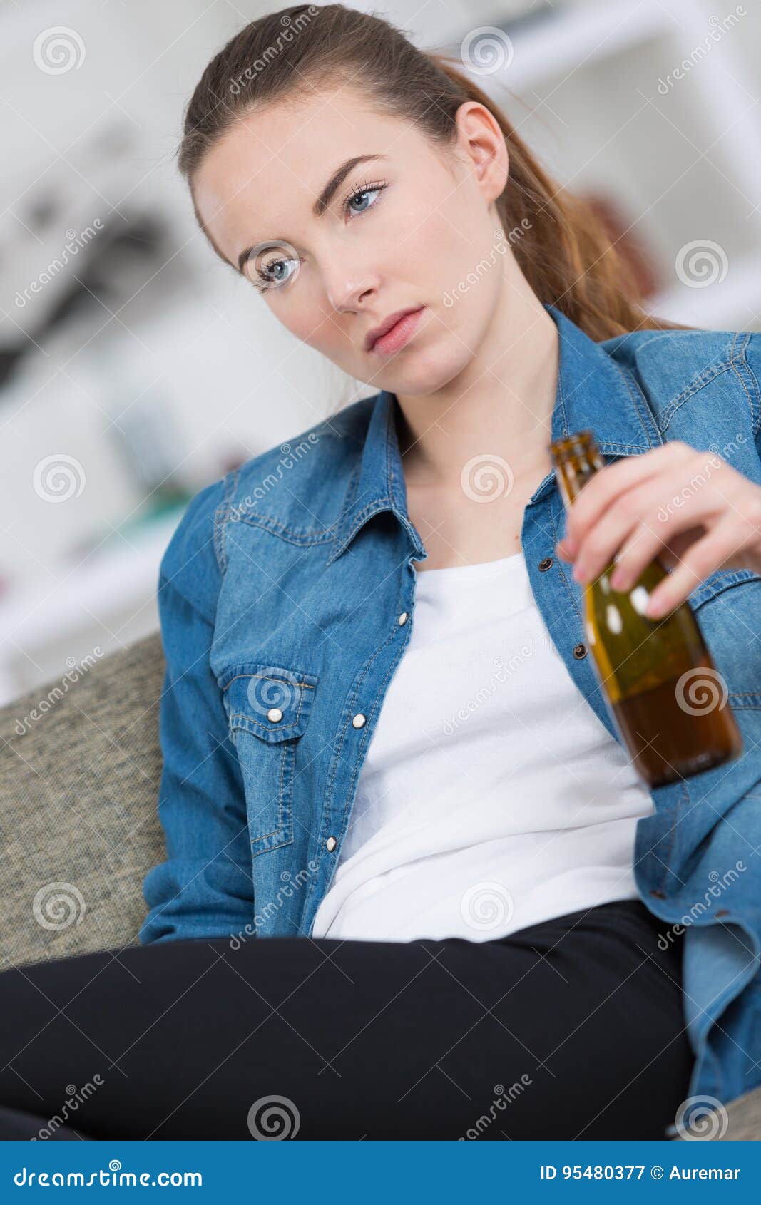 Femme ivre sur le sofa image stock. Image du seul, malheureux - 95480377