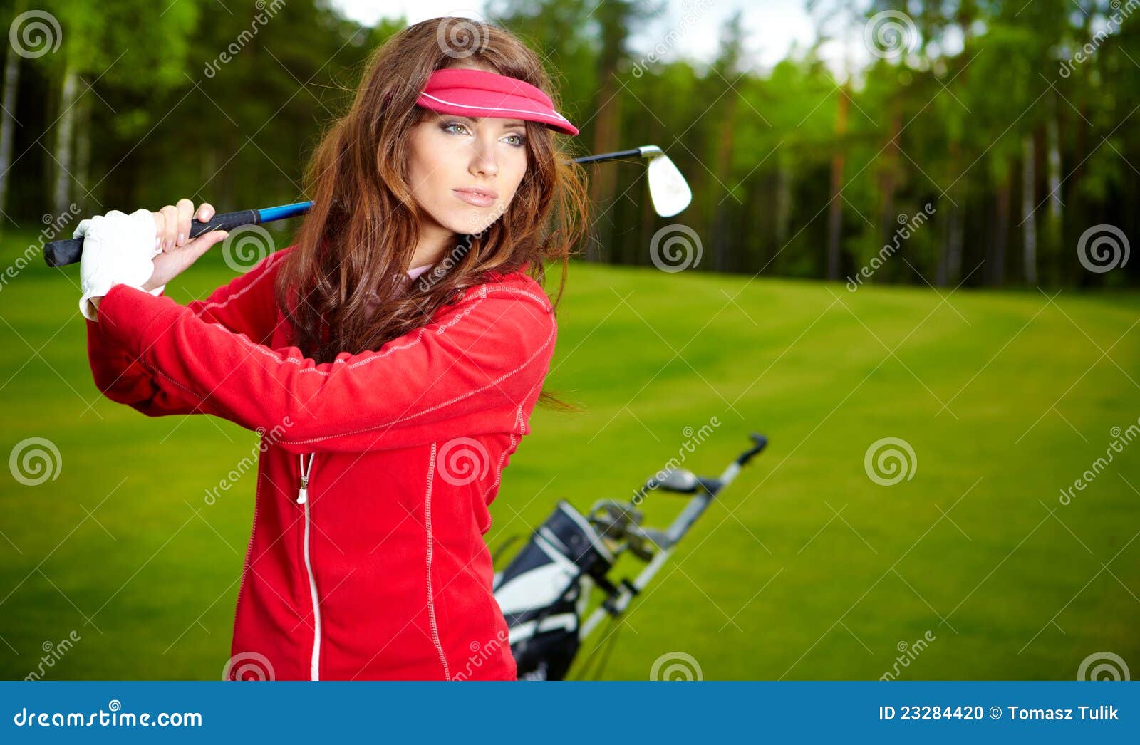 Femme Jouant Au Golf Sur Un Vert Photo stock - Image du vert, jouant ...