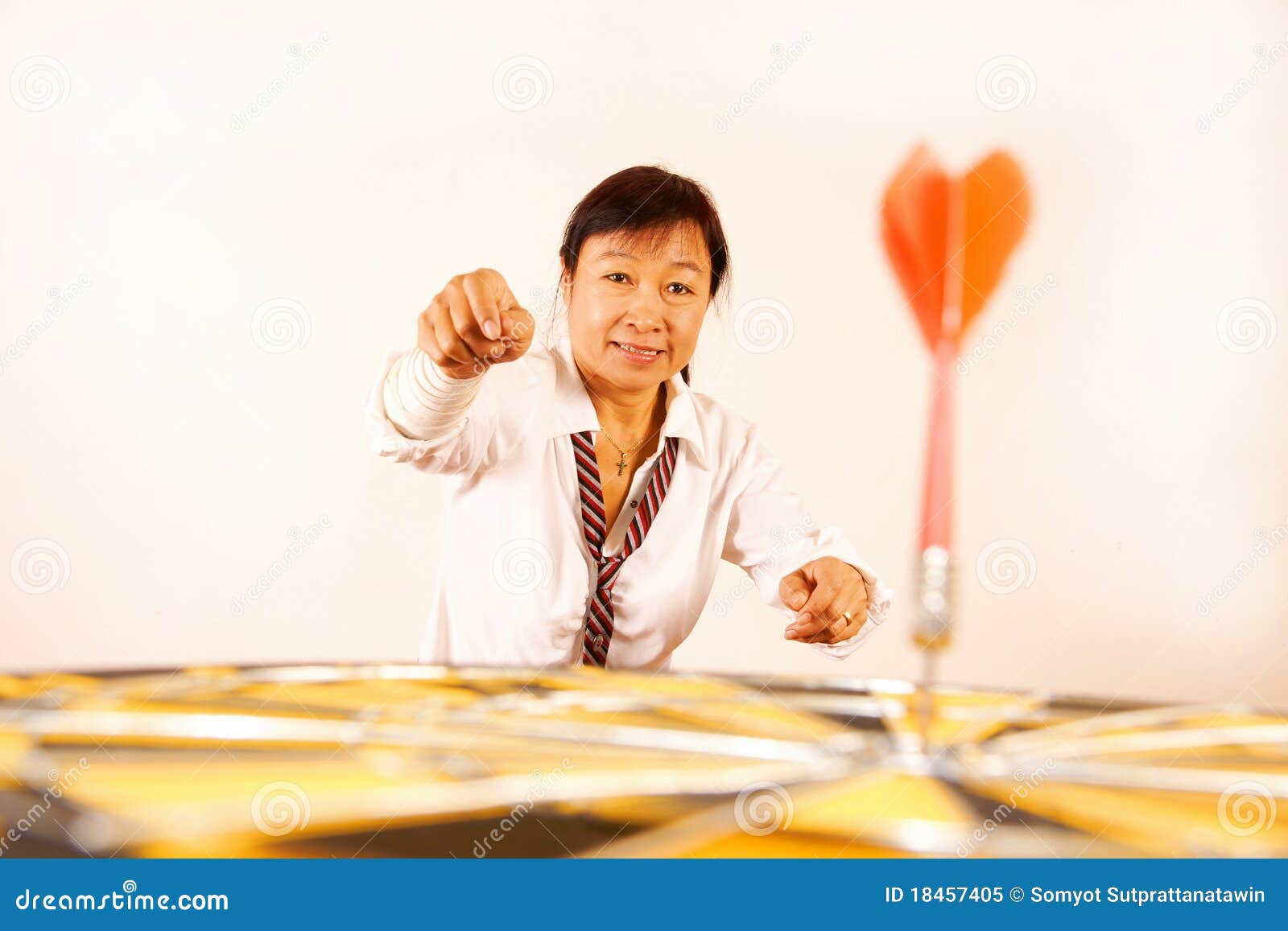 Femme jouant le dard image stock. Image of flèche, cible - 18457405