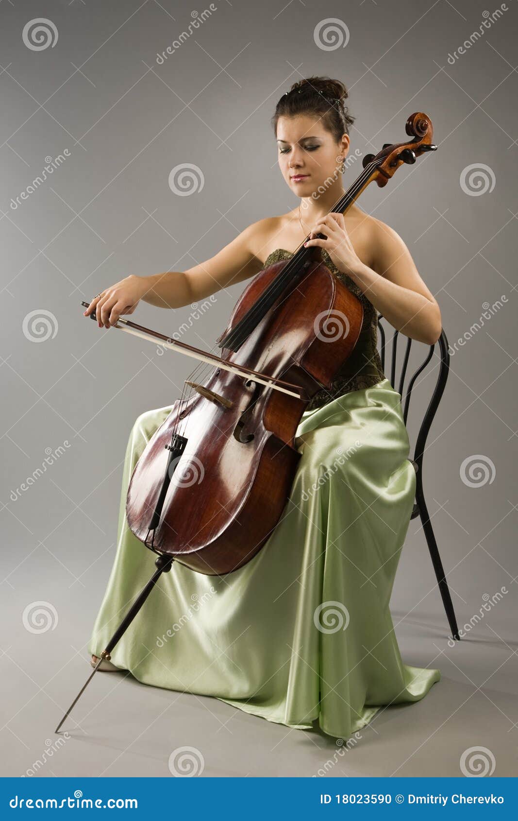 Femme Jouant Le Violoncelle Photo stock - Image du femelle, expressif ...