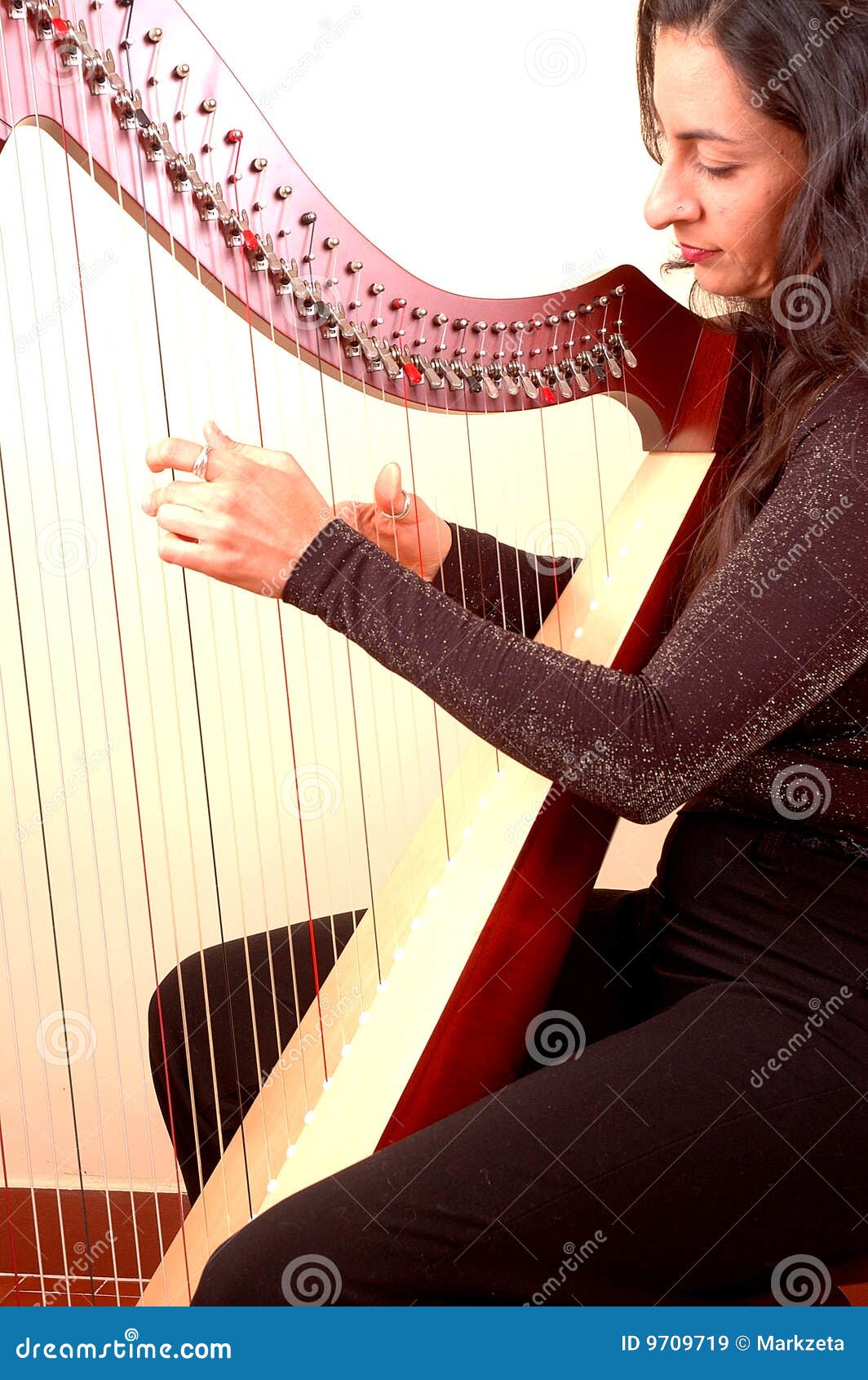 Femme jouant une harpe image stock. Image du plumez, chanteurs - 9709719