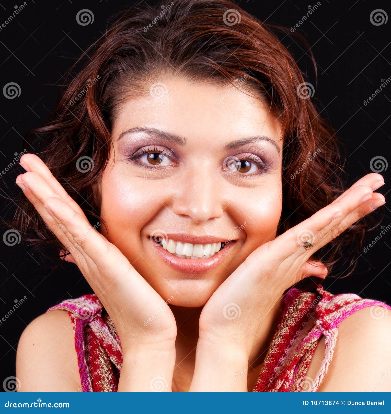 Femme Joyeuse Heureuse Avec Des Mains Au Visage Photo stock - Image of ...