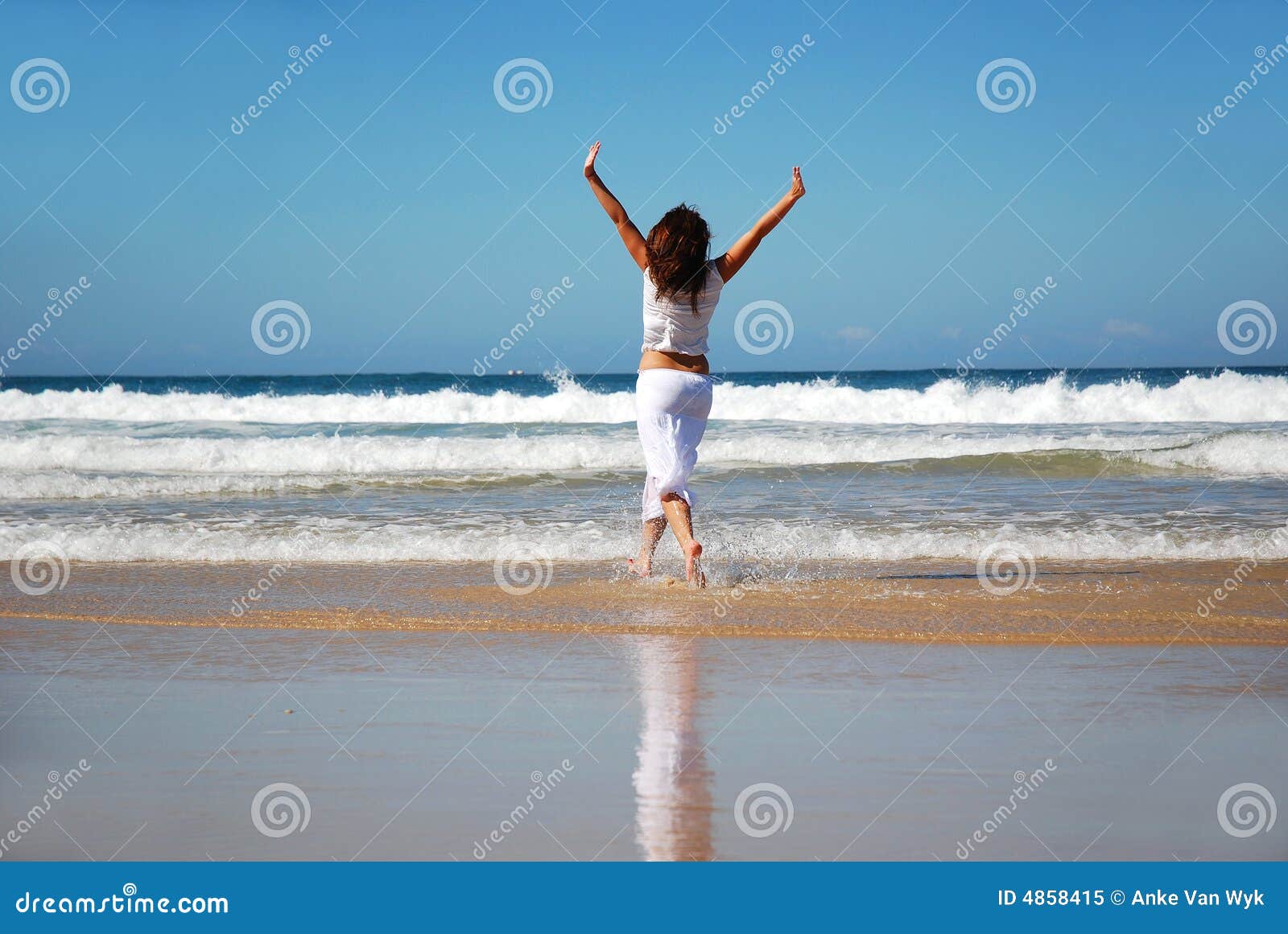 Femme libre image stock. Image du nature, liberté, durée - 4858415