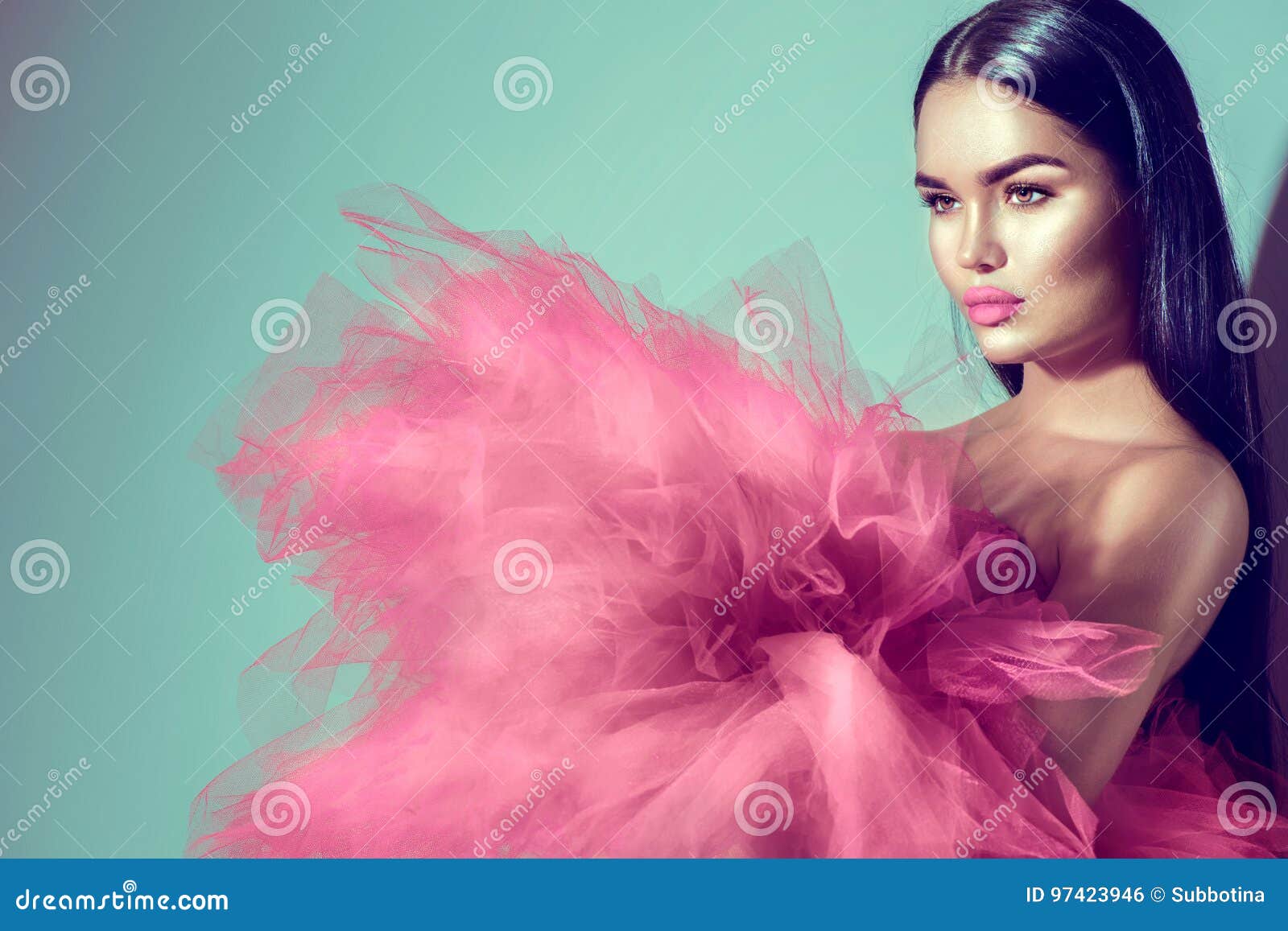Femme Magnifique De Modèle De Brune Dans La Robe Pourpre Photo Stock