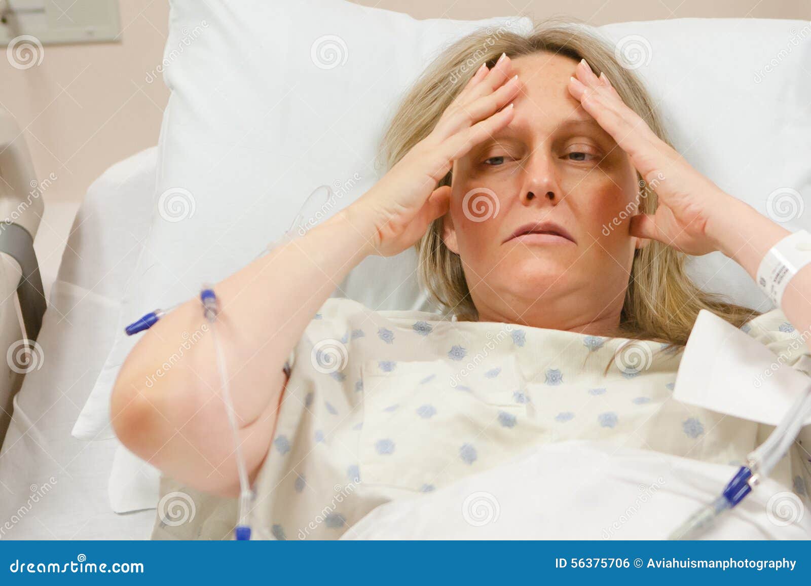 Femme Malade Dans L'hôpital Photo stock - Image du mains, docteur: 56375706
