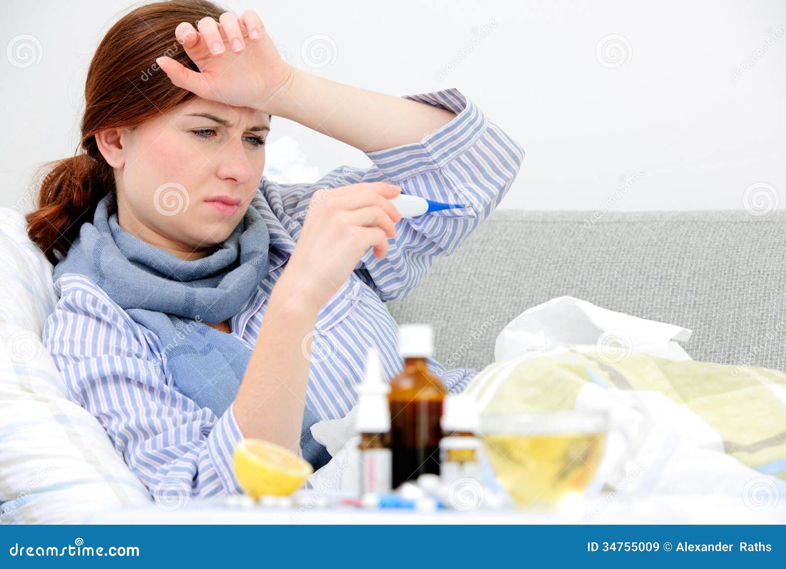 Femme Malade Se Situant Dans Le Lit Image stock - Image du copie, home ...