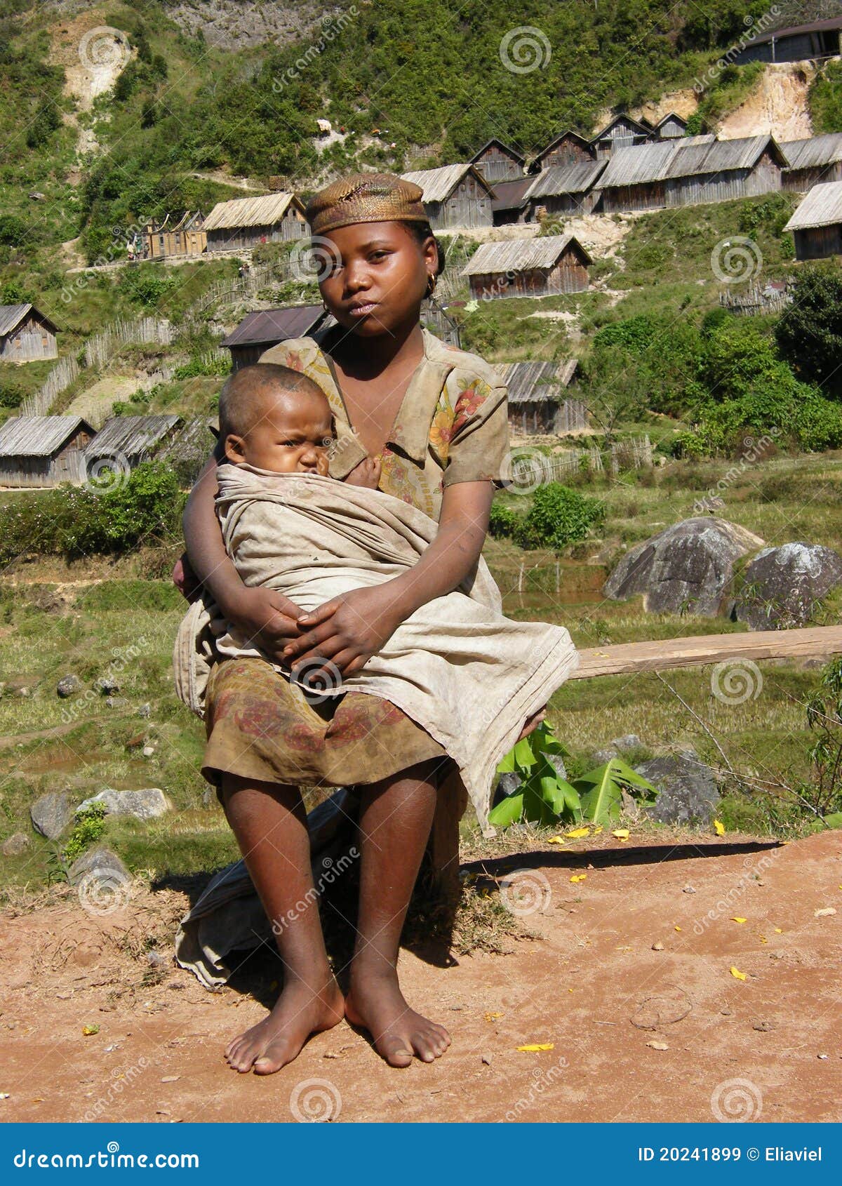 Femme Malgache Avec Elle Babay Image stock éditorial - Image du maisons ...