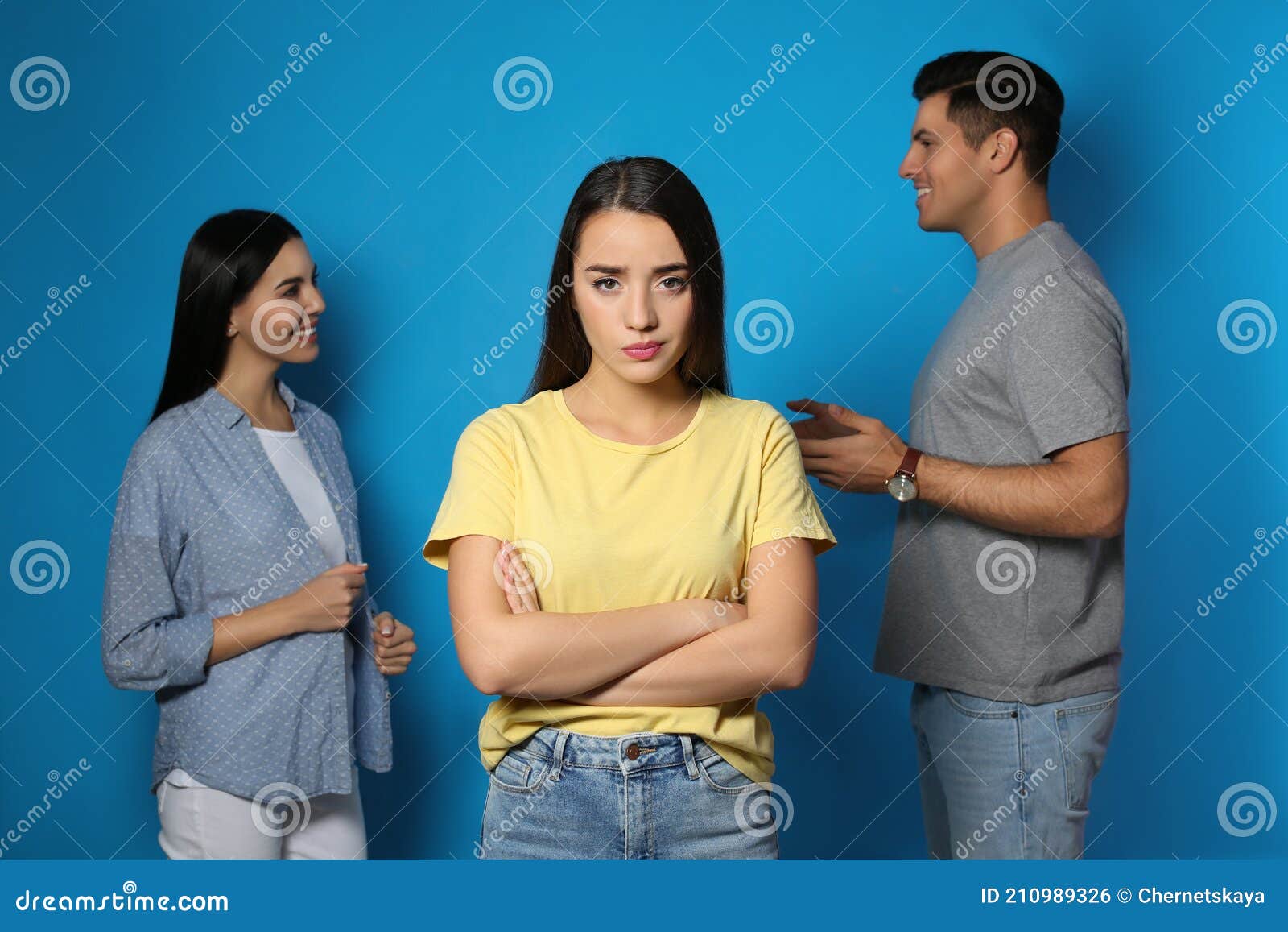 Femme Malheureuse Se Sentant Jaloux Tandis Que Le Couple Passe Du Temps