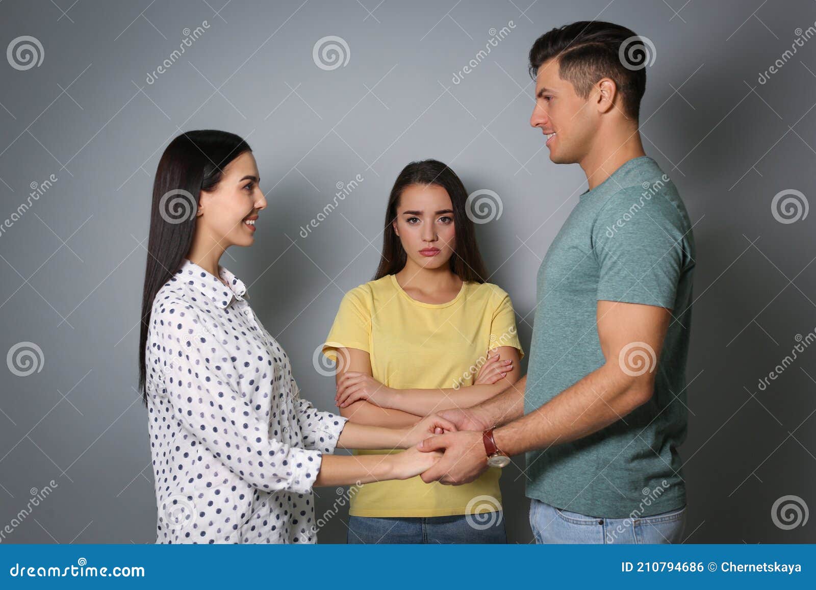 Femme Malheureuse Se Sentant Jaloux Tandis Que Le Couple Passe Du Temps