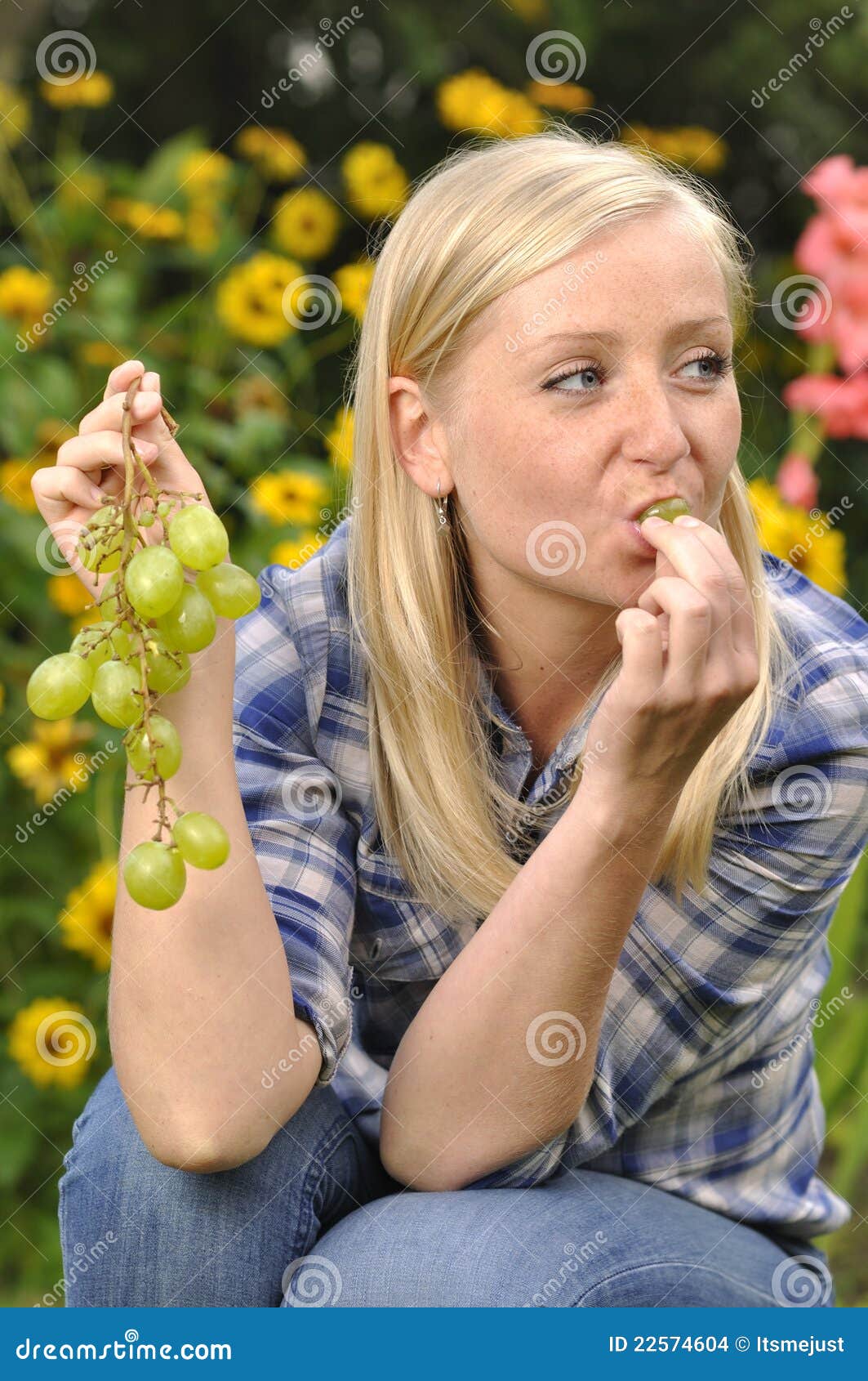 Femme Mangeant Des Raisins. Photo stock - Image du sain, regarder: 22574604