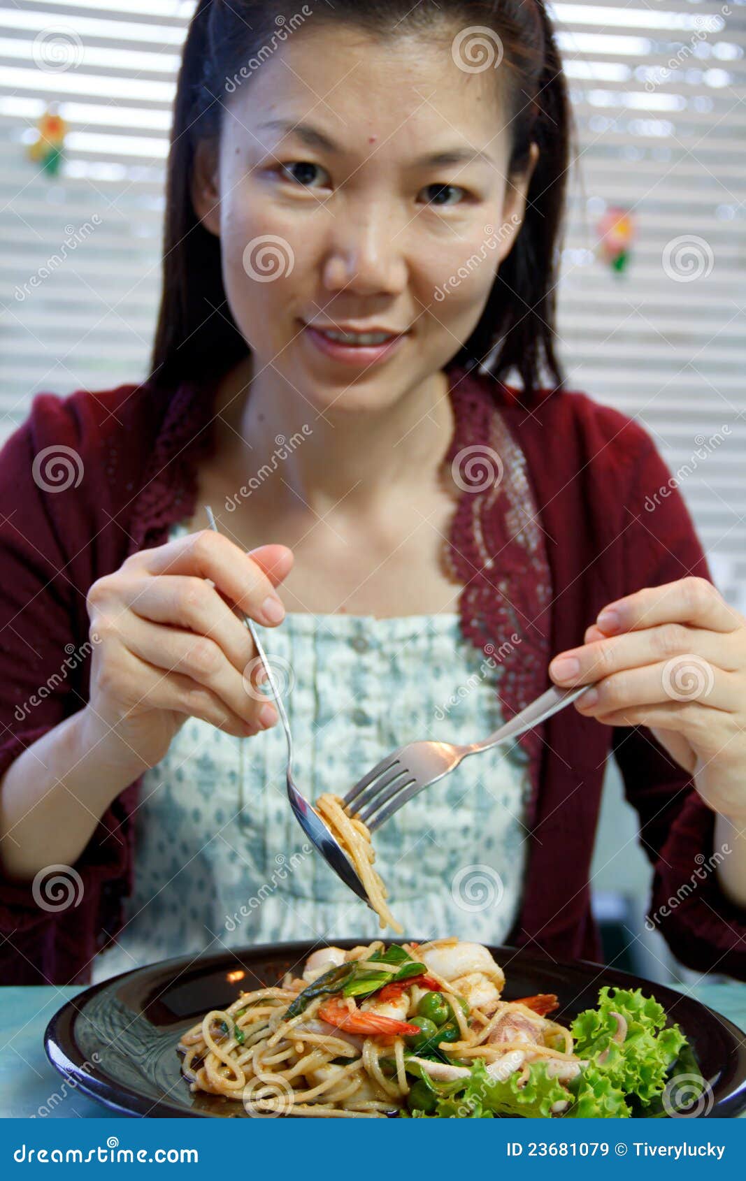 Femme Mangeant Des Spaghetti Image stock - Image du repas, cari: 23681079
