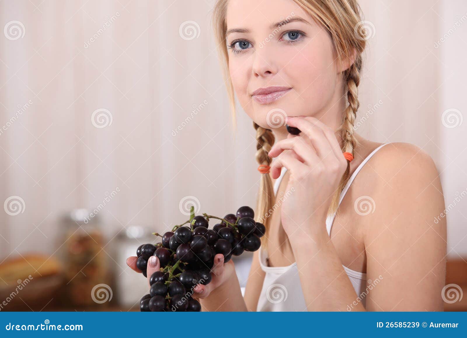 Femme Mangeant Les Raisins Rouges Image stock - Image du raisins ...