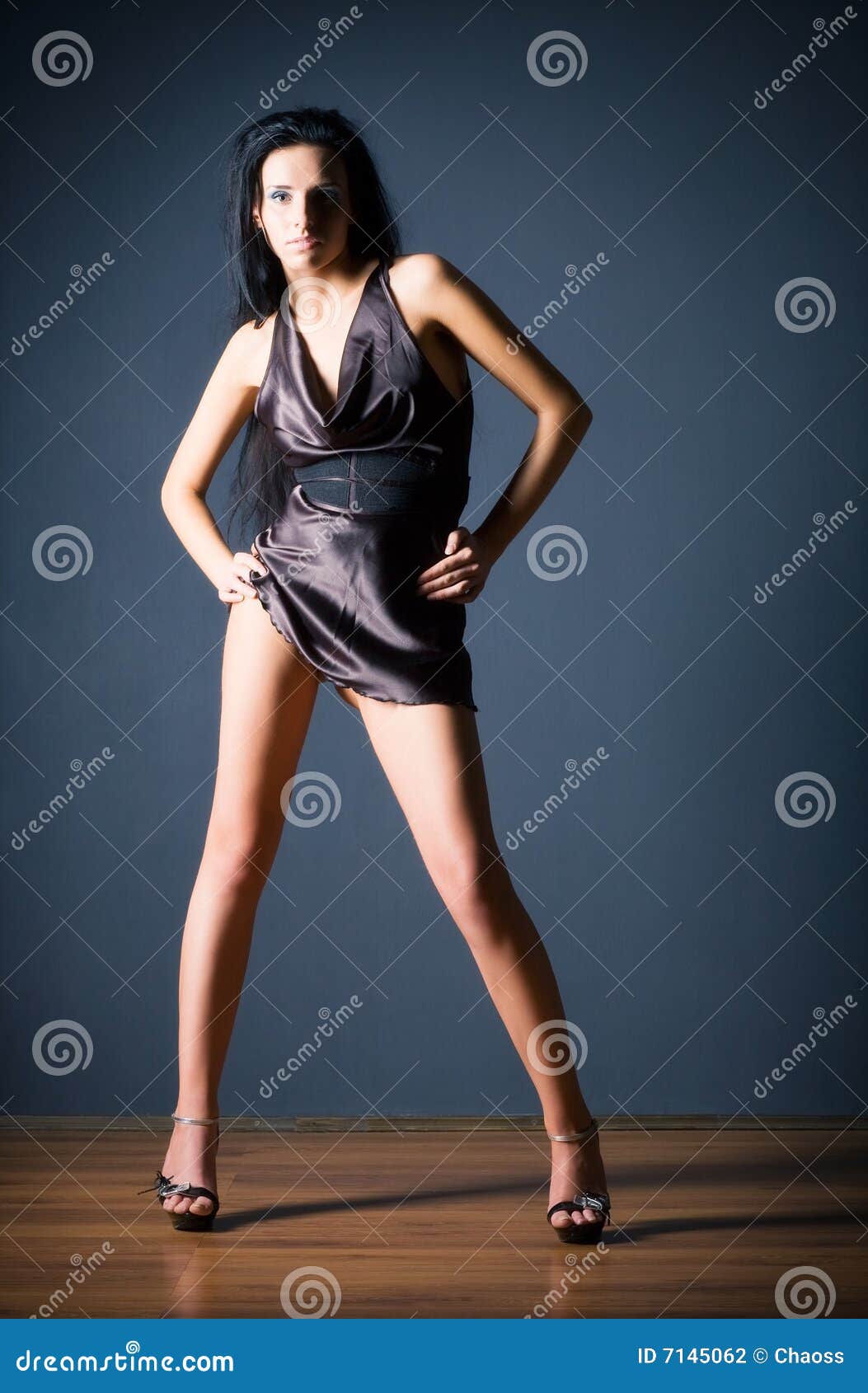 Femme Mince Sexy Dans La Robe Courte Photo Stock Image Du Sensualité