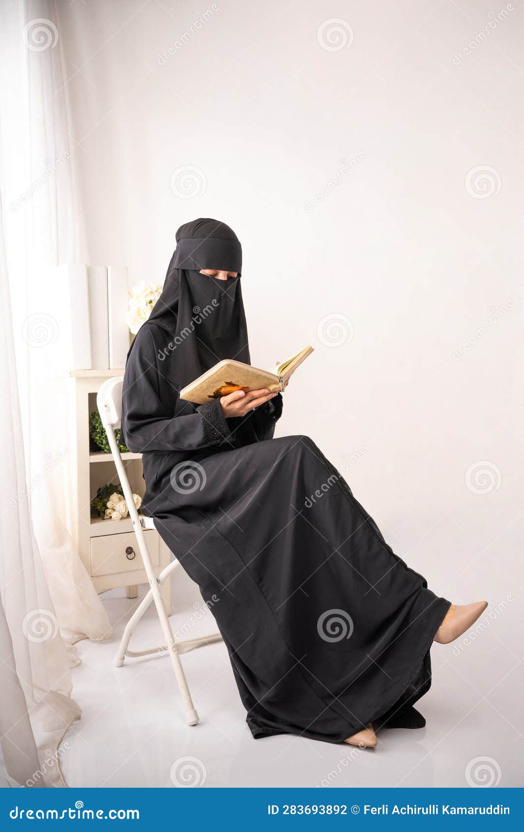 Femme Musulmane Portant Le Hijab Noir Robe Longue Assise Lecture Al