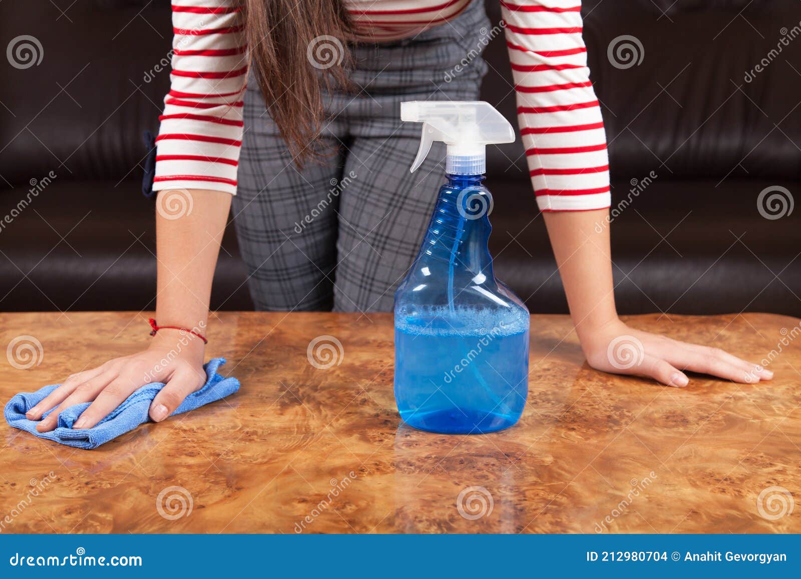 Femme Nettoie La Table Avec Un Chiffon Et Un Spray Photo stock - Image ...