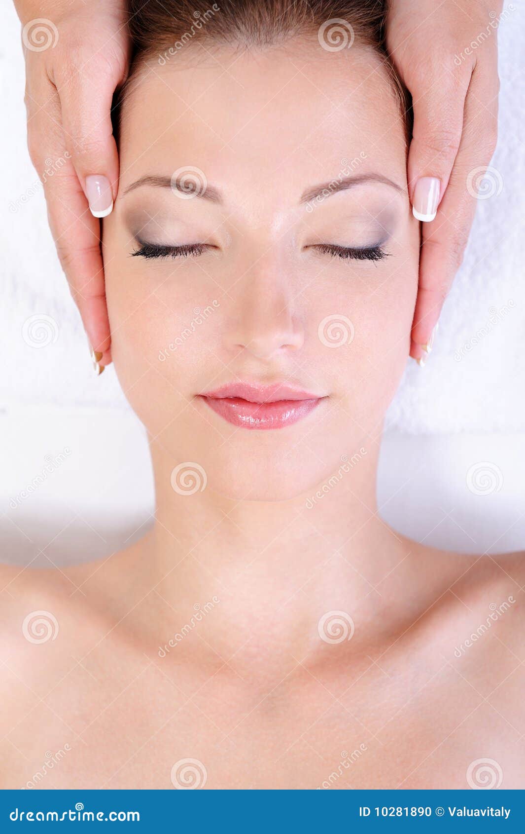 Femme Obtenant Le Massage De Visage Dans Le Salon De Station Thermale