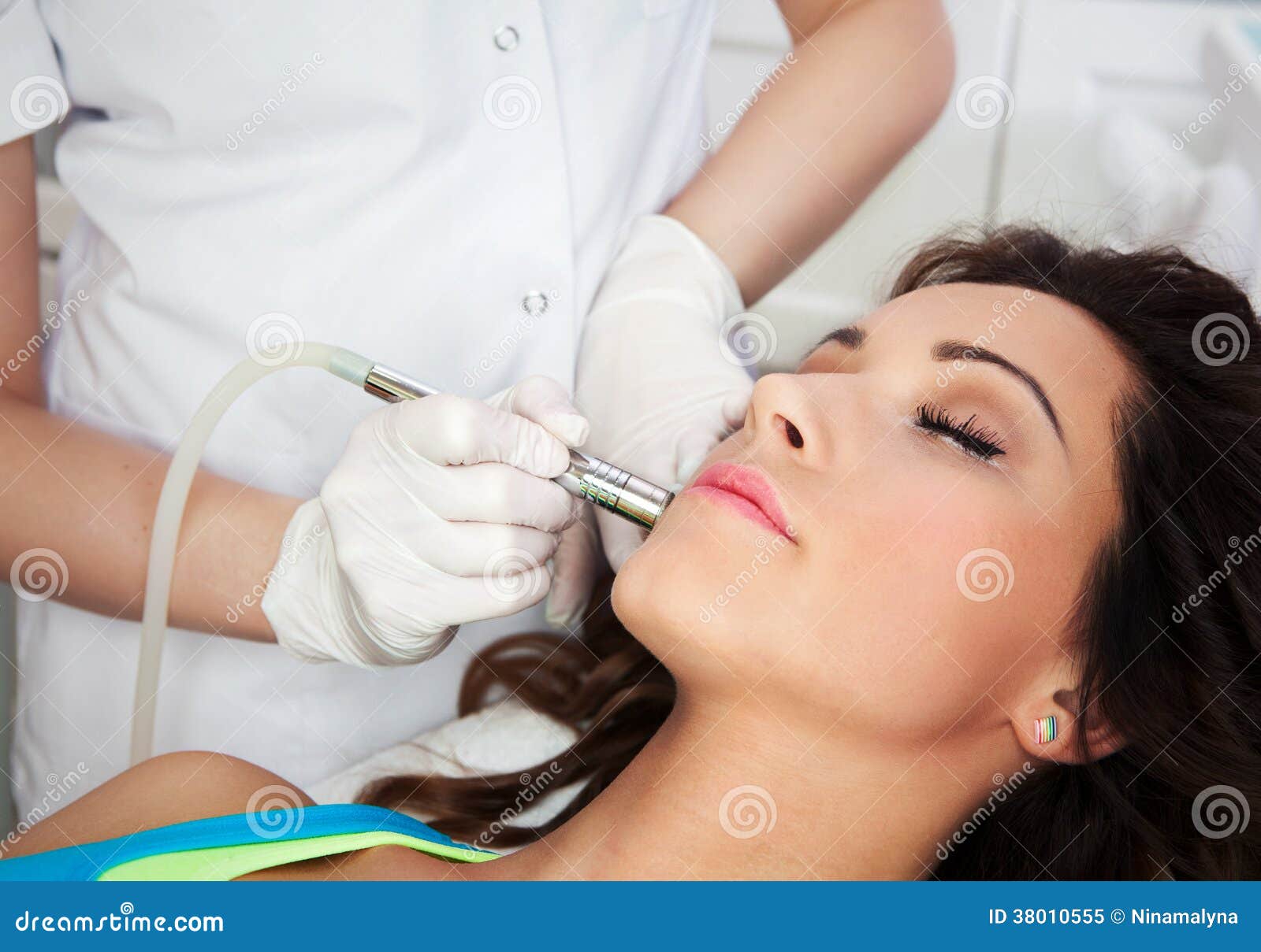 Femme Obtenant Le Traitement De Visage De Laser Image stock - Image du ...