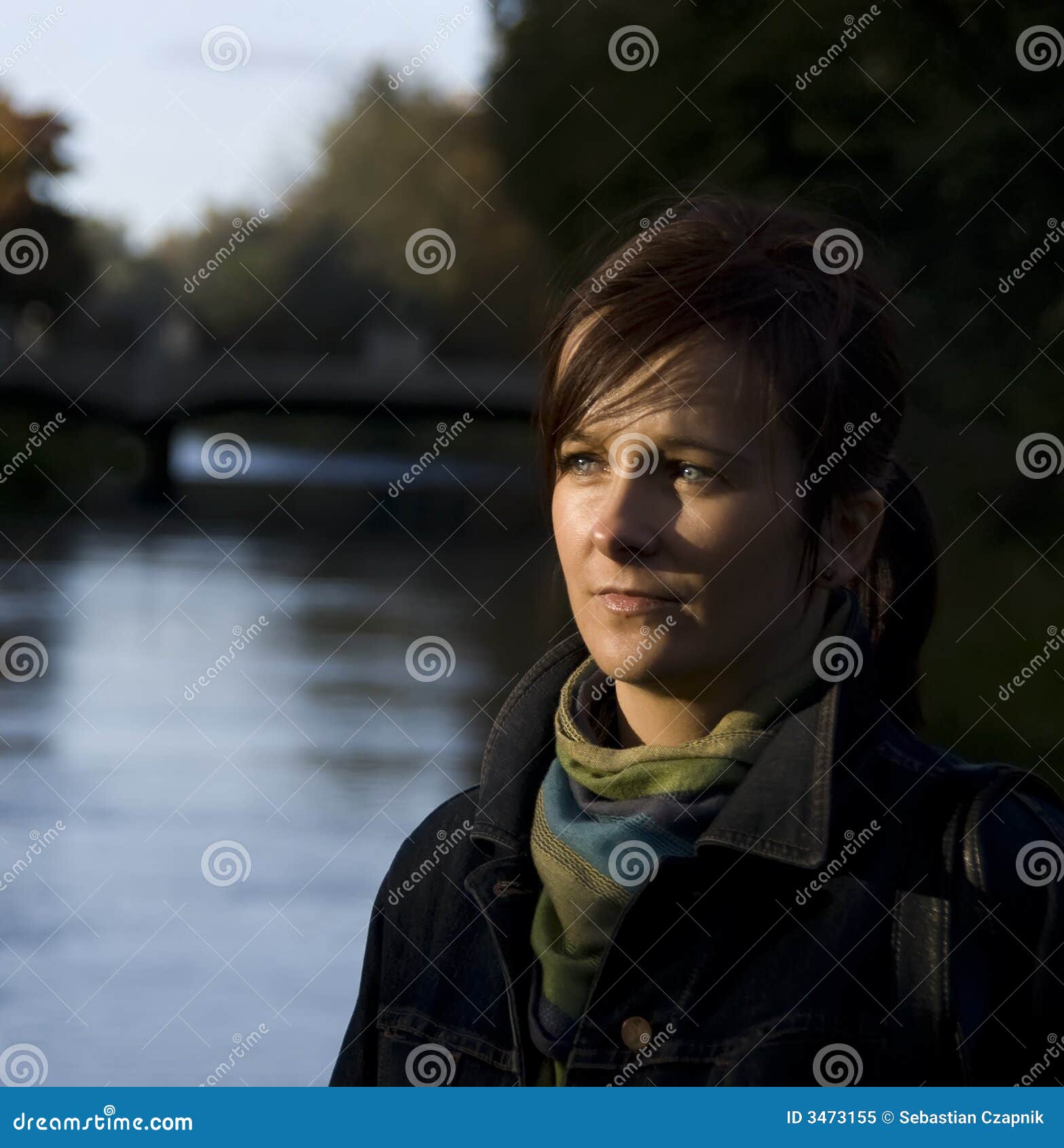 Femme pensif par le fleuve image stock. Image du écharpe - 3473155