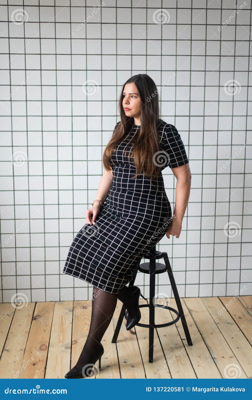 Femme Plus De Taille Modèle Sinueux Silhouette Voluptueuse Et Corps Hanches Sinueuses Fille
