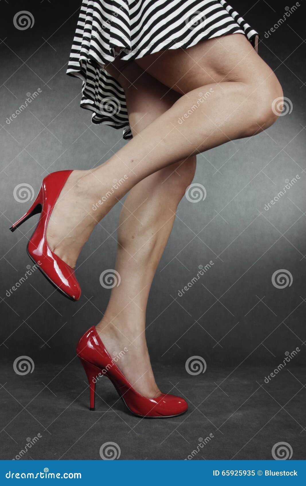 Femme Portant Les Chaussures Rouges Image stock - Image du sensuel ...