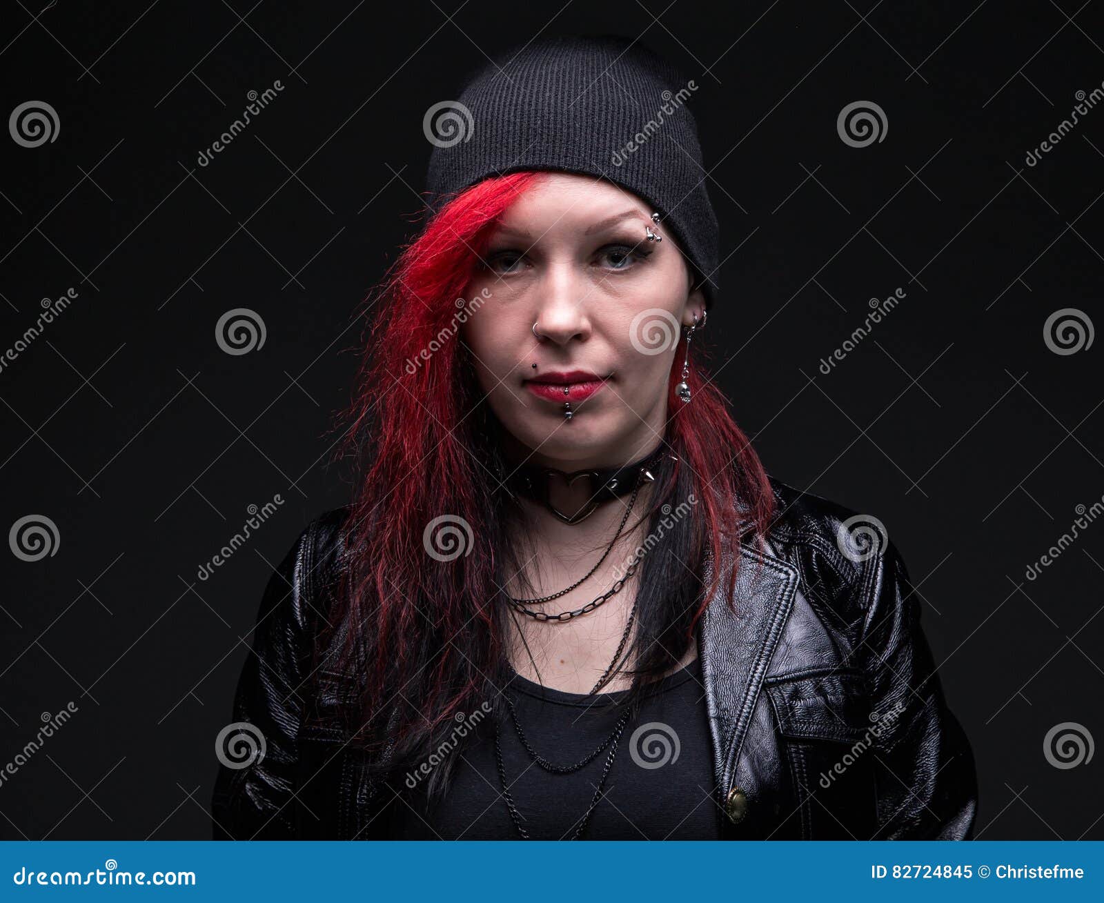 Femme punk avec la coiffe image stock. Image du étrangleur - 82724845