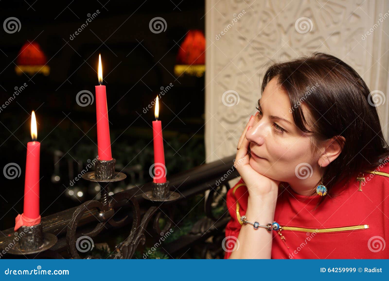 Femme Regardant Des Bougies Image stock - Image du illuminé, loisirs ...