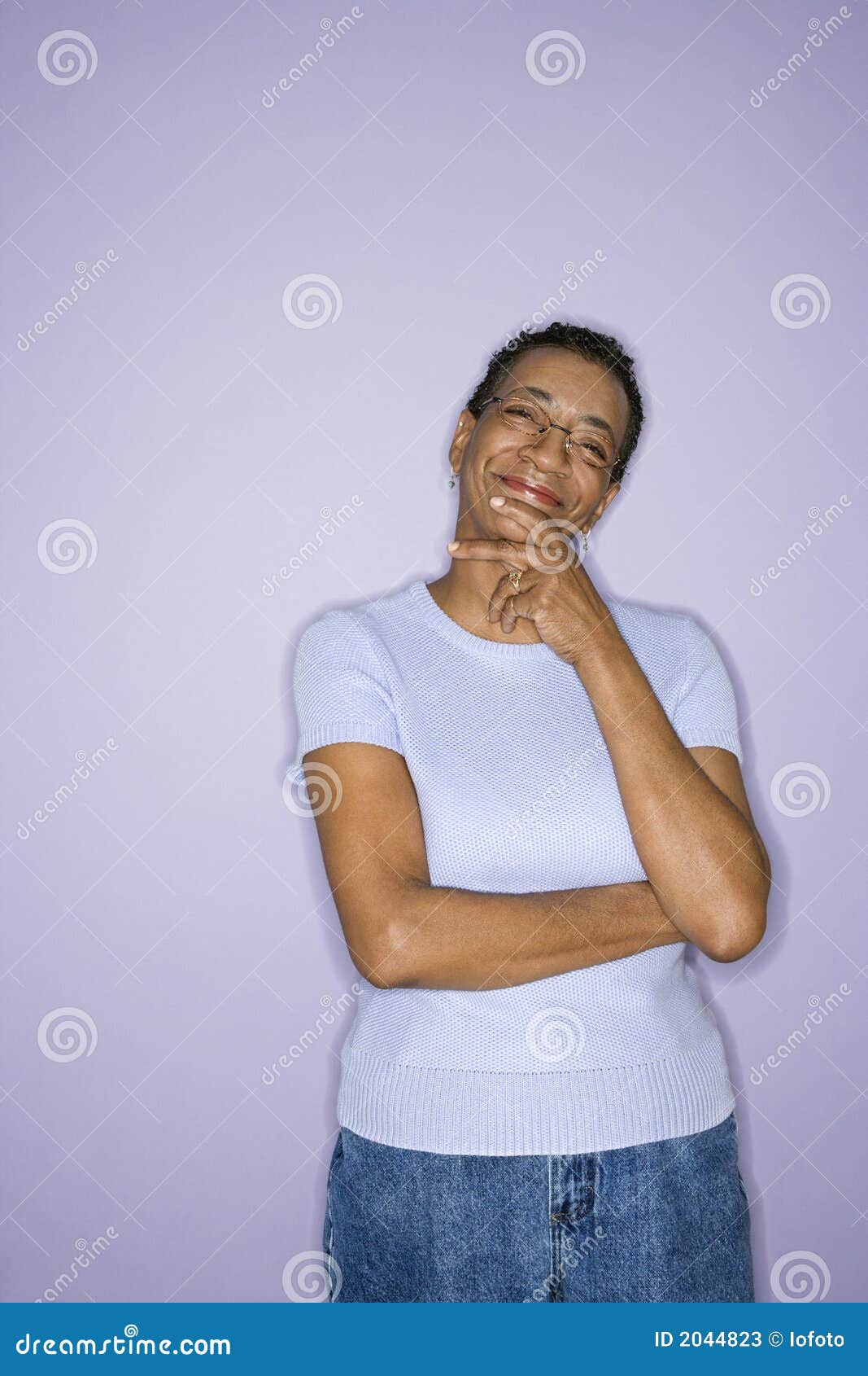 Femme Regardant Le Visualisateur. Image stock - Image du personne, mûr ...