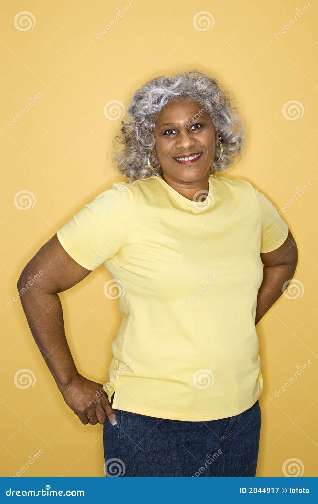 Femme Regardant Le Visualisateur. Image stock - Image du adulte ...