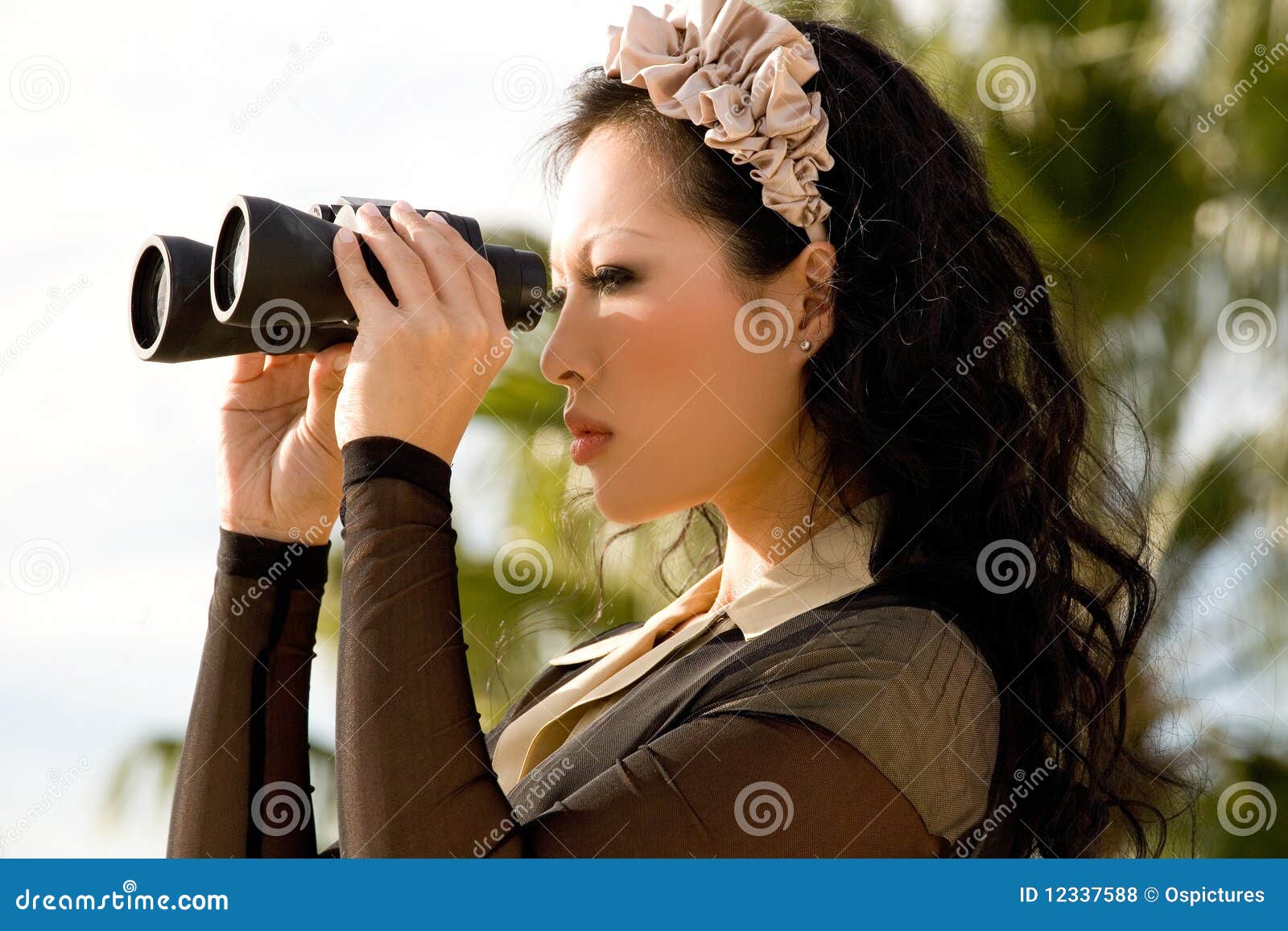 Femme Regardant Par Des Jumelles Photo Stock Image Du Binoche Montre