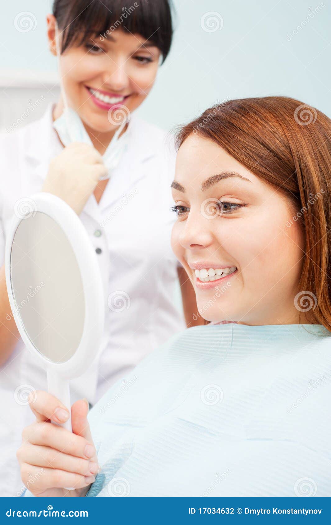 Femme Regardant Ses Belles Dents Photo stock - Image du clinique, dent ...