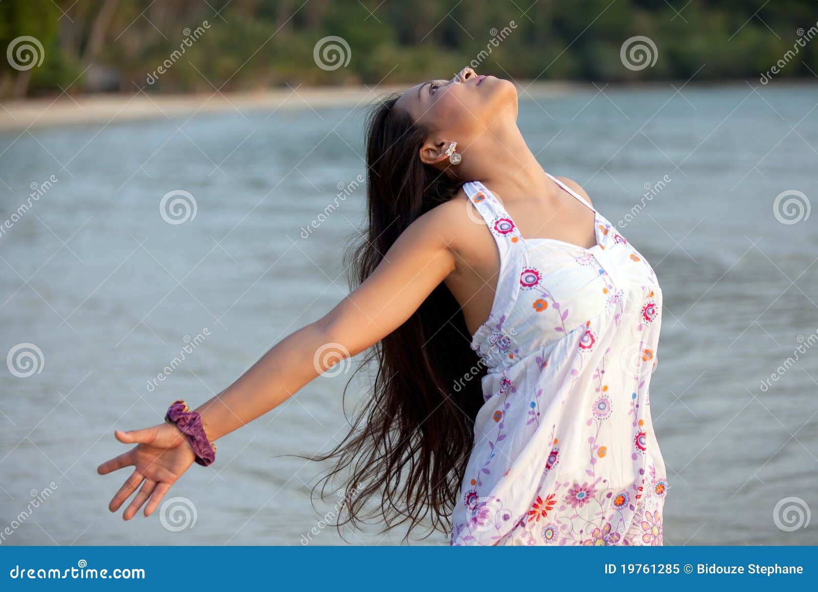 Femme respirant en nature image stock. Image du mignon - 19761285