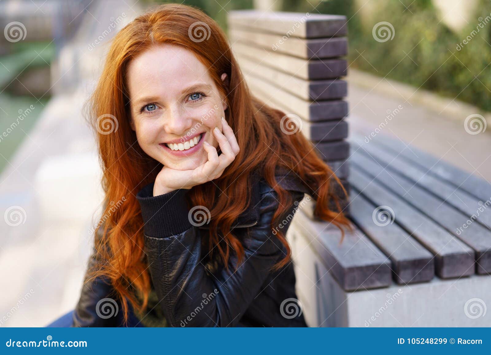 Femme Rousse De Sourire Attirante S'asseyant Dehors Image stock - Image ... Femme Rousse De Sourire Attirante S'asseyant Dehors Image stock - Image ...