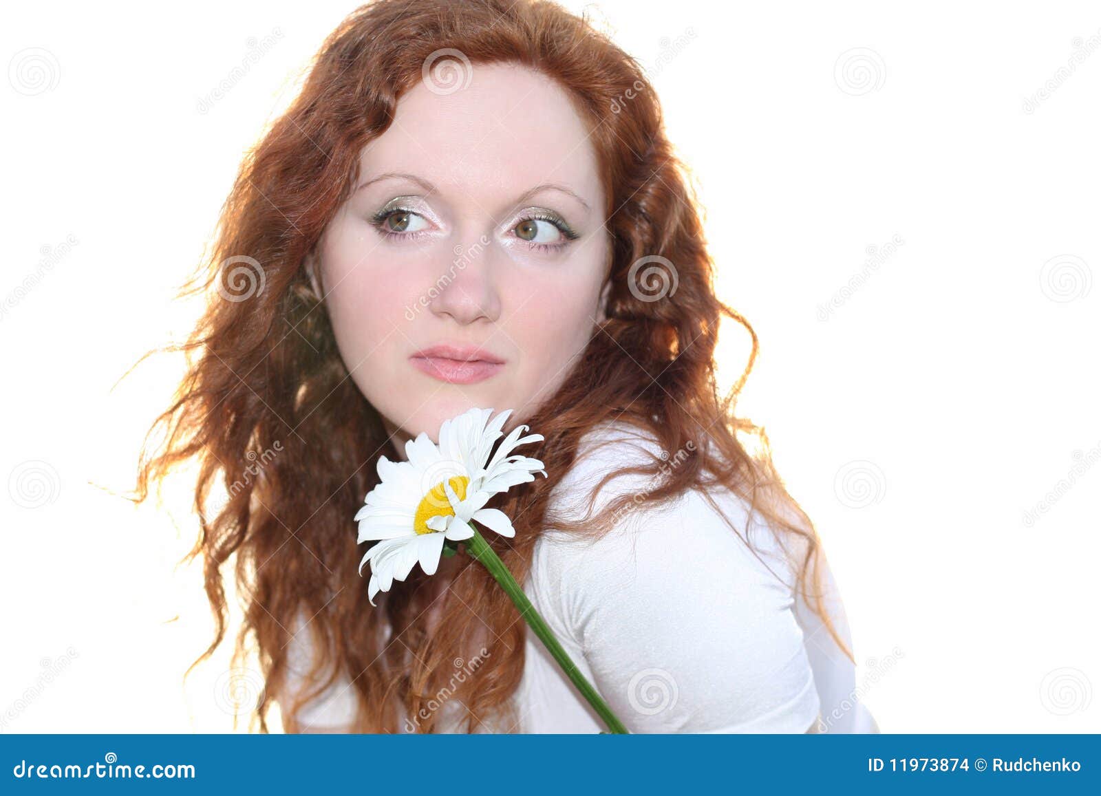 Femme roux avec la fleur photo stock. Image du femelle - 11973874