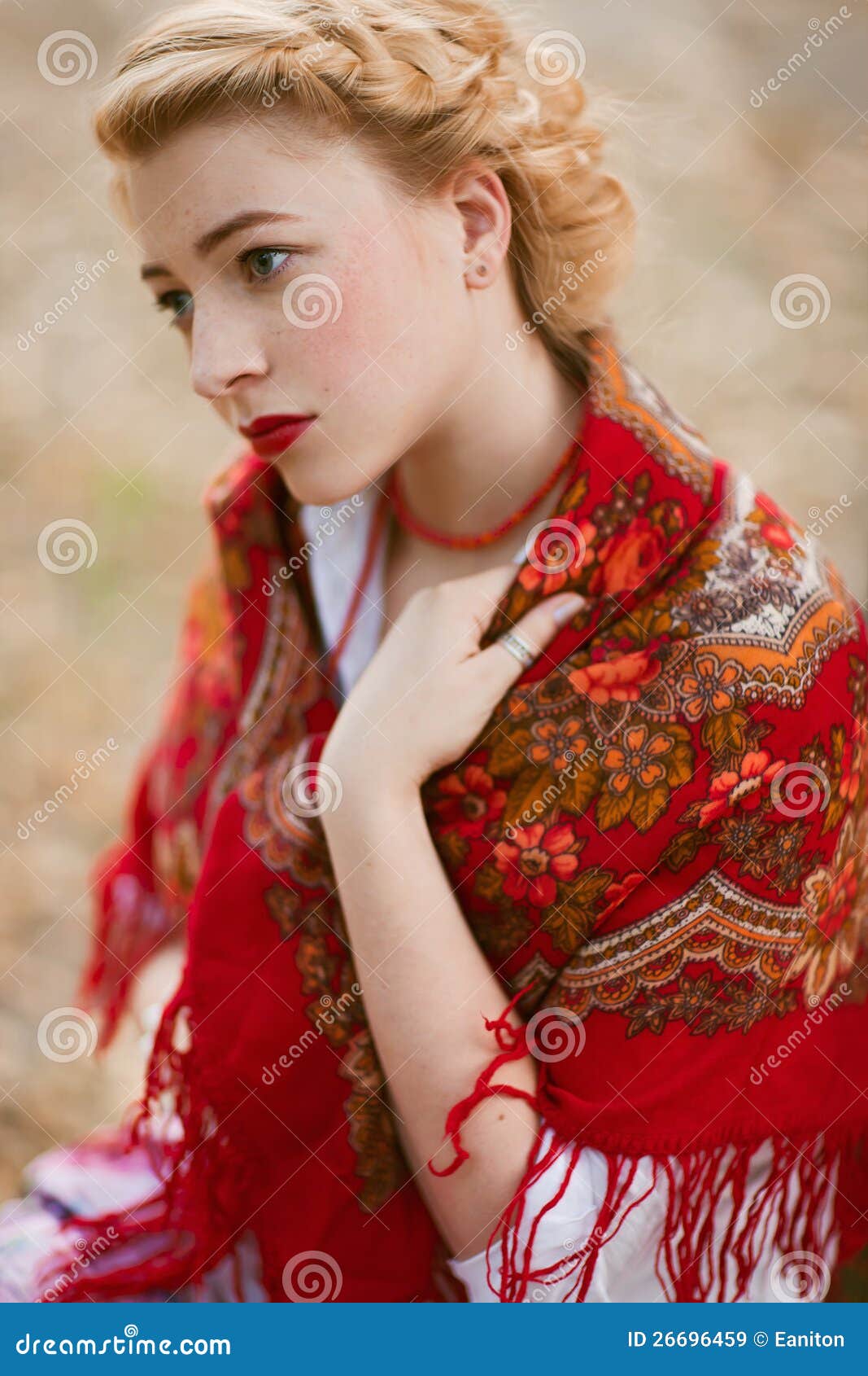 Femme russe image stock. Image du vêtement, type, fille - 26696459