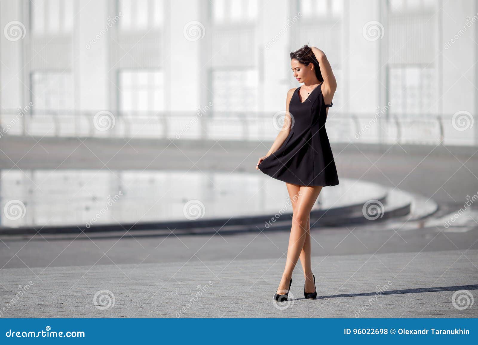 Femme S'asseyant Sur Le Banc Nu-pieds Photo stock - Image du tony ... Femme S'asseyant Sur Le Banc Nu-pieds Photo stock - Image du tony ...