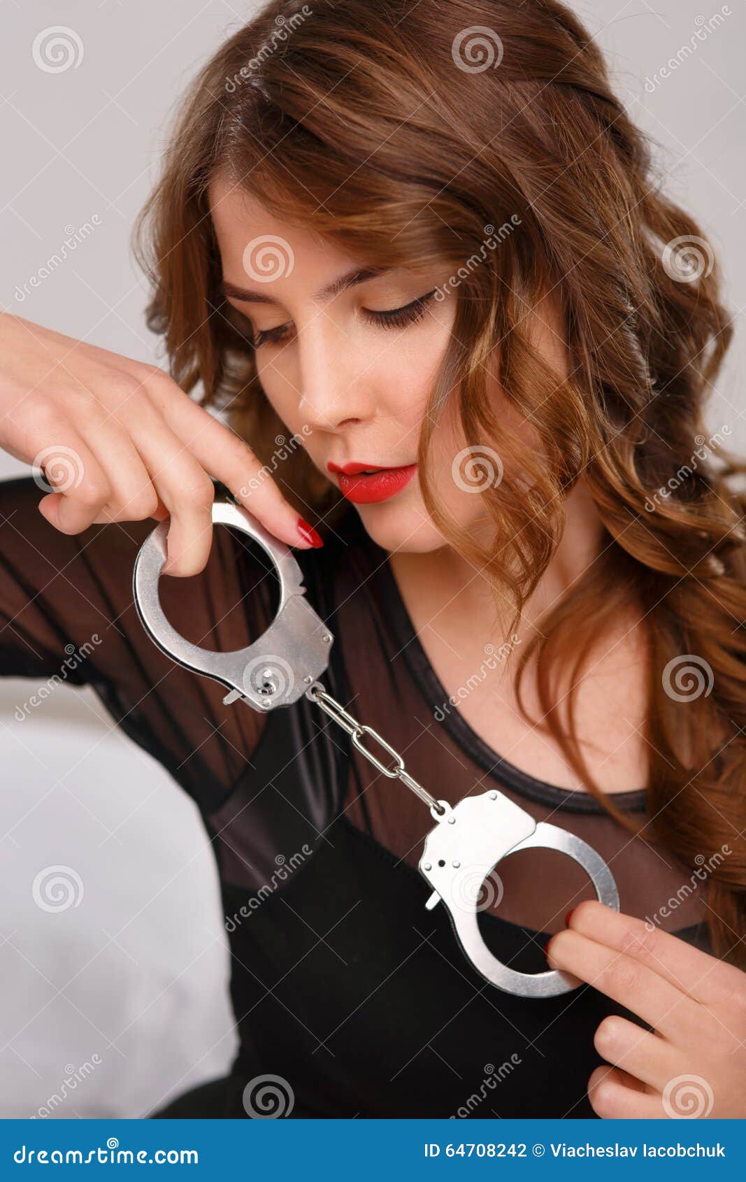 Femme Sexuelle Posant Avec Des Menottes Photo Stock Image Of