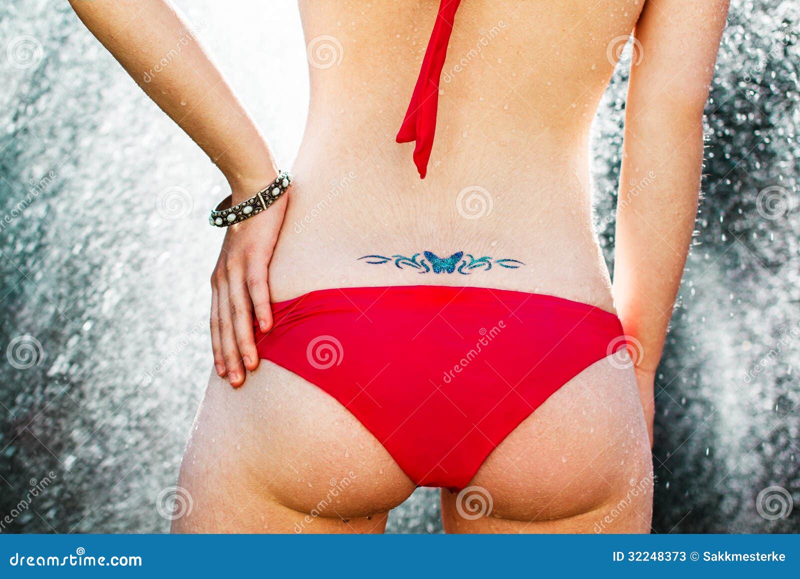Femme Sexy Avec De Scintillement De Tatouage Le Dos Dessus Image Stock